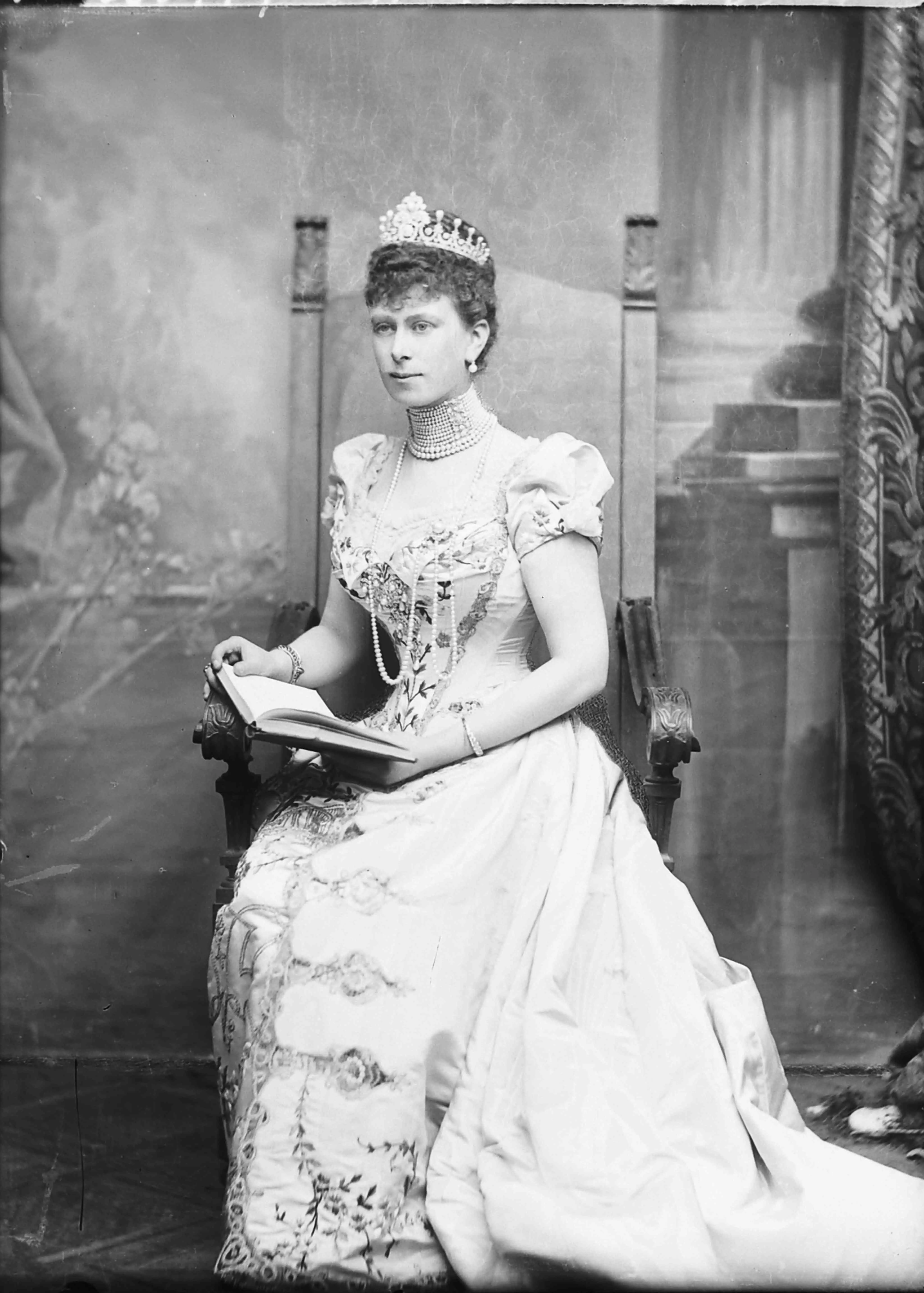 Princess Mary o Teck o loʻo tu aʻo faitau se tusi