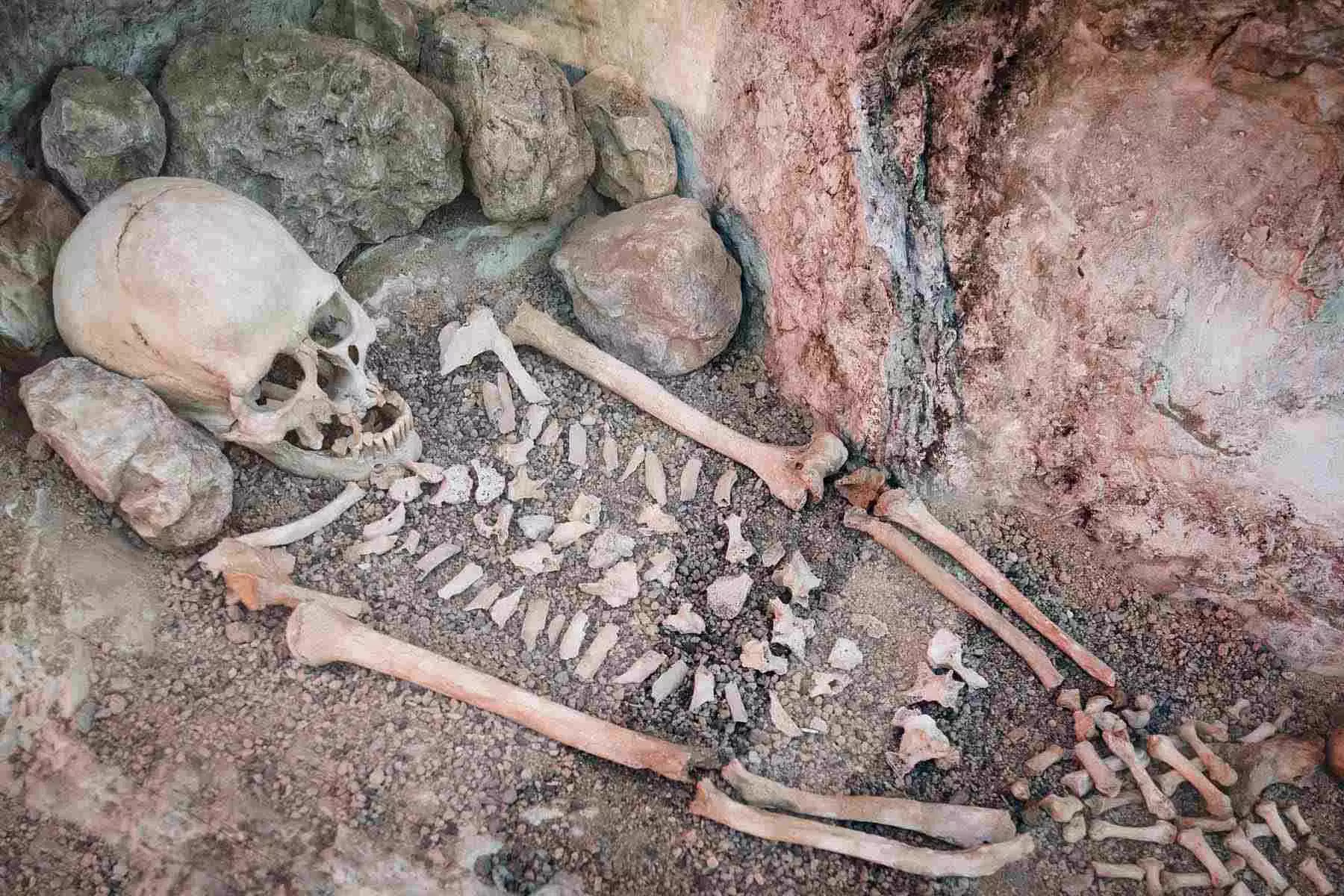 O esqueleto de um homem primitivo.