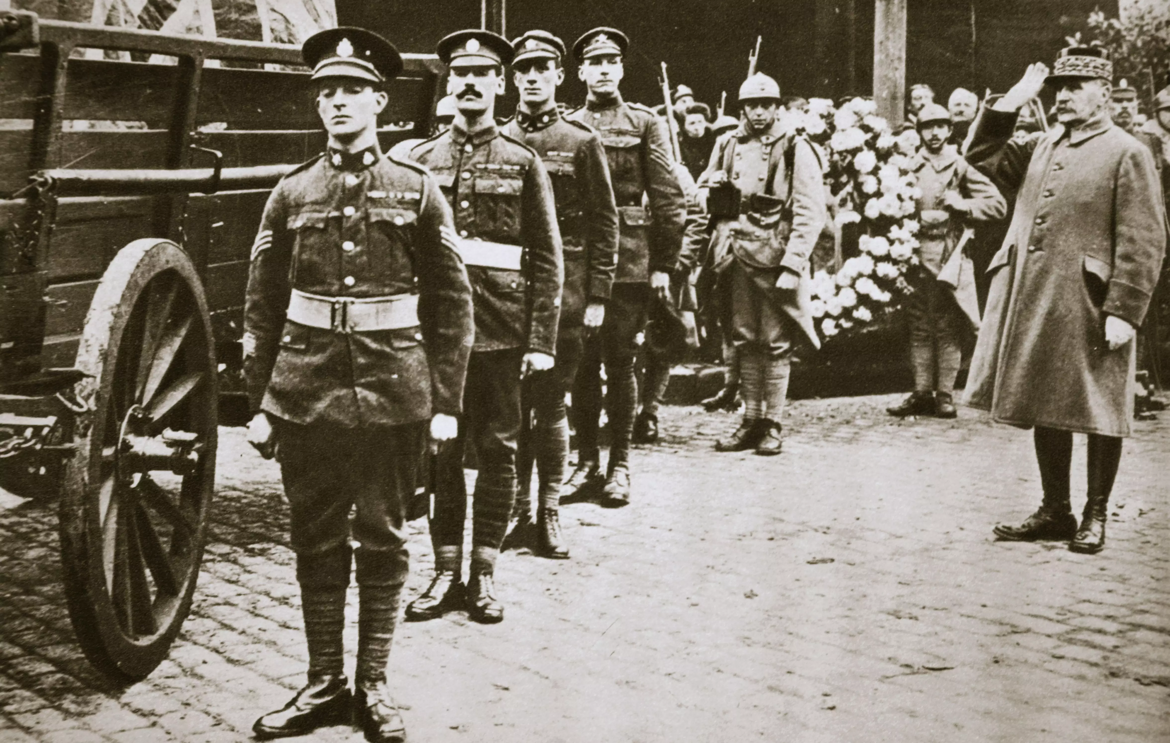 १९१८ च्या सुमारास ब्रिटिश अज्ञात सैनिकाला सलाम करताना मार्शल फोच फ्रेंच जनरल