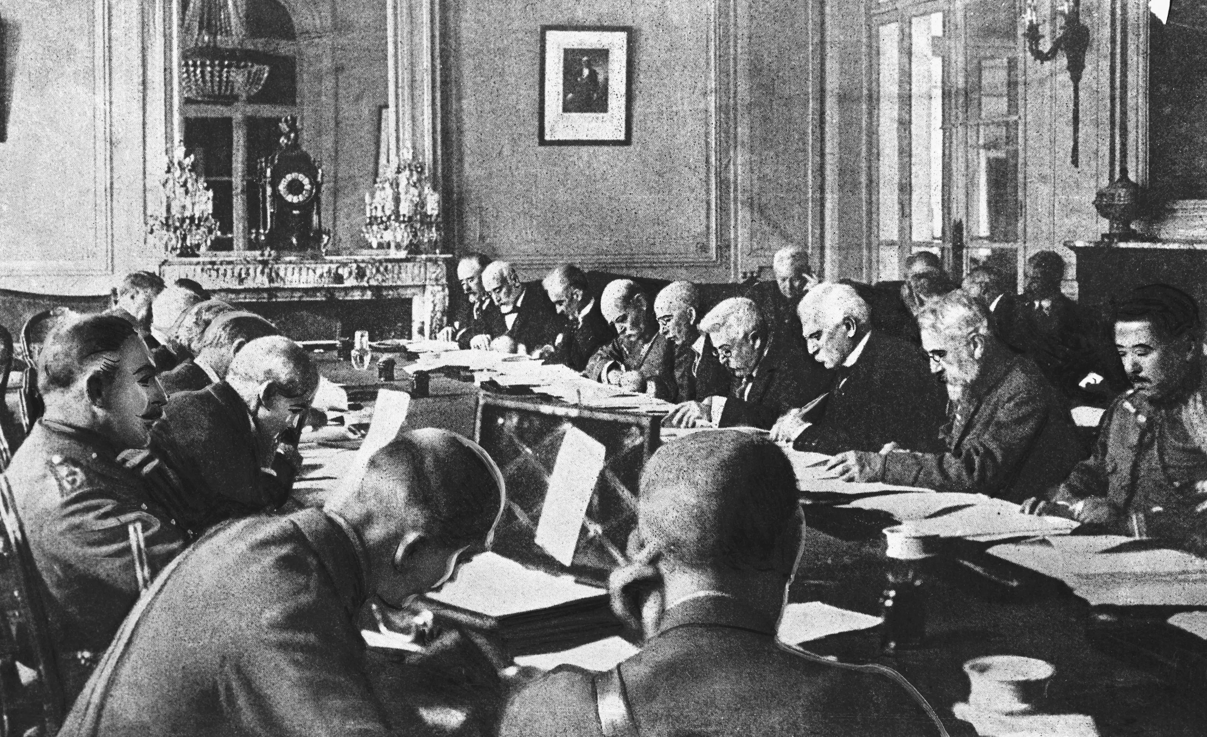 Offentlige embedsmænd udarbejder vilkårene for Versailles-traktaten.