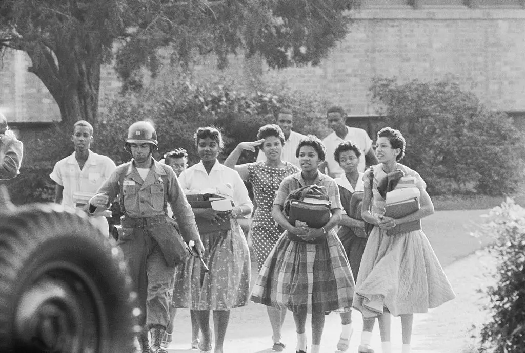 小石城九名黑人學生在完成另一個教學日後離開阿肯色州小石城中央高中。