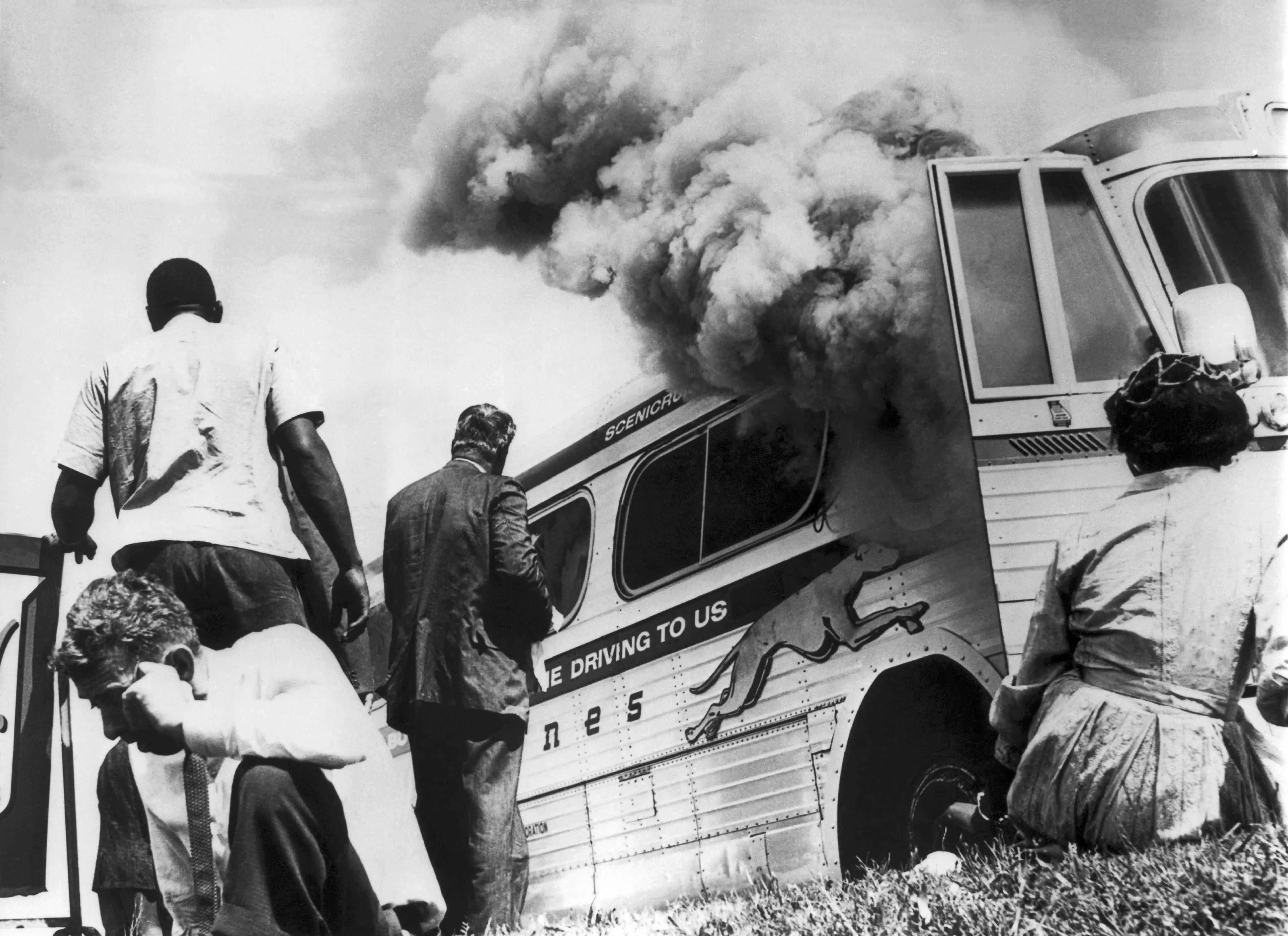 Freedom Riders დაწვეს ავტობუსი