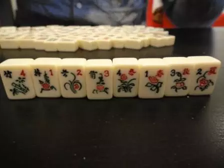 Setelan kembang saka set kothak Mahjong.
