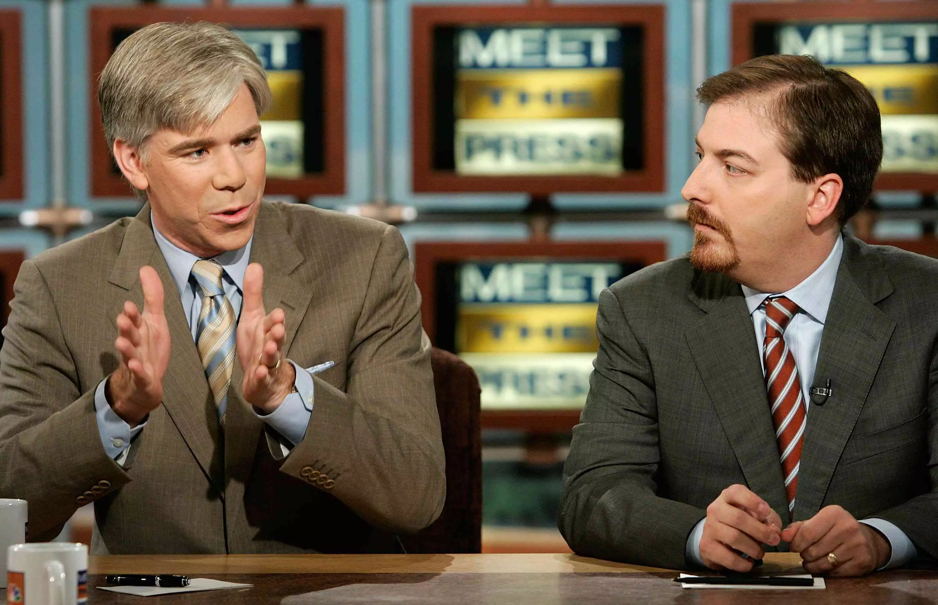 David Gregory (L) רעדט ווי NBC News פּאָליטיש דירעקטאָר Chuck Todd קוקט אויף