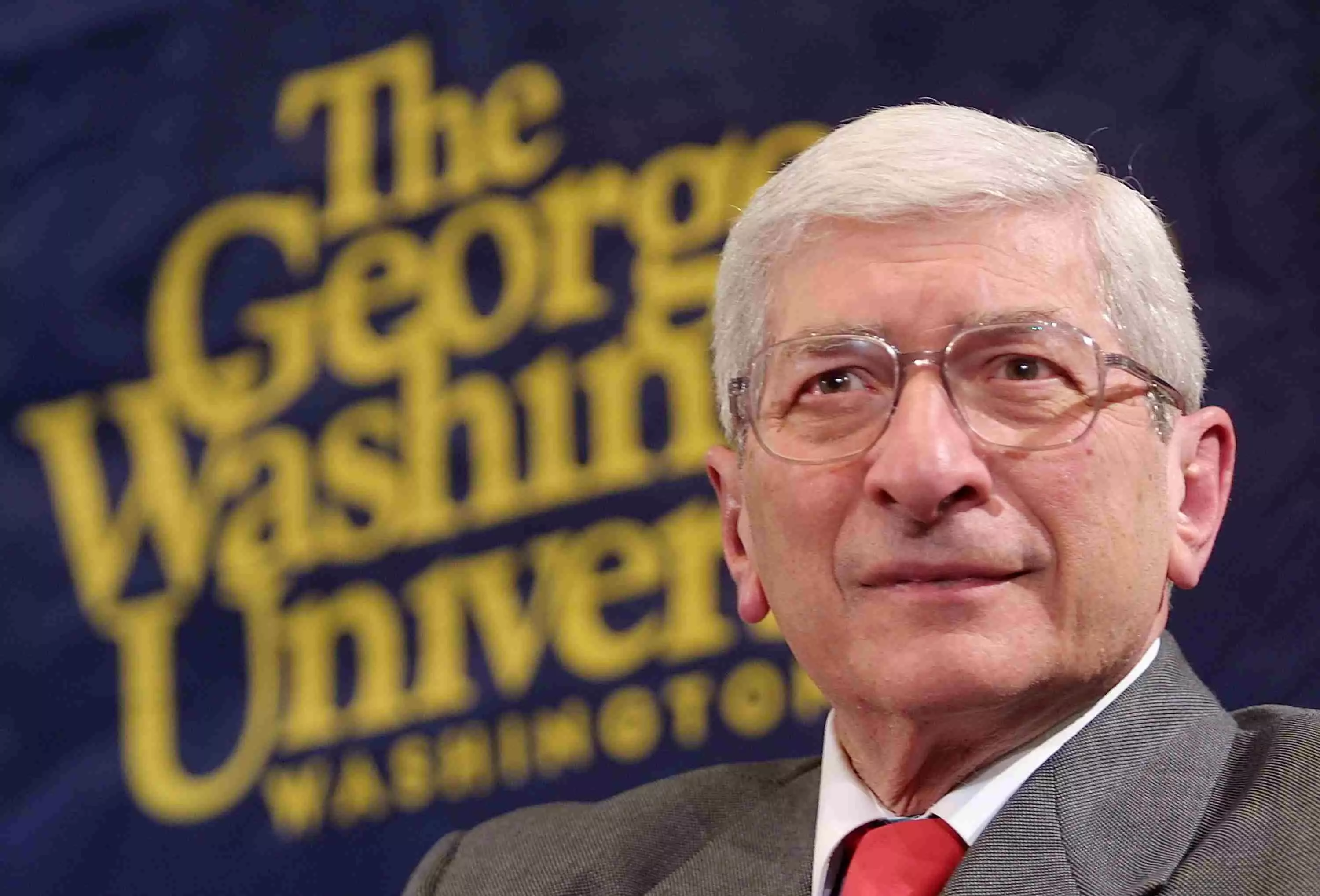 Marvin Kalb Aol Time bilan suhbati davomida tomoshabinlar savolini tinglaydi ...