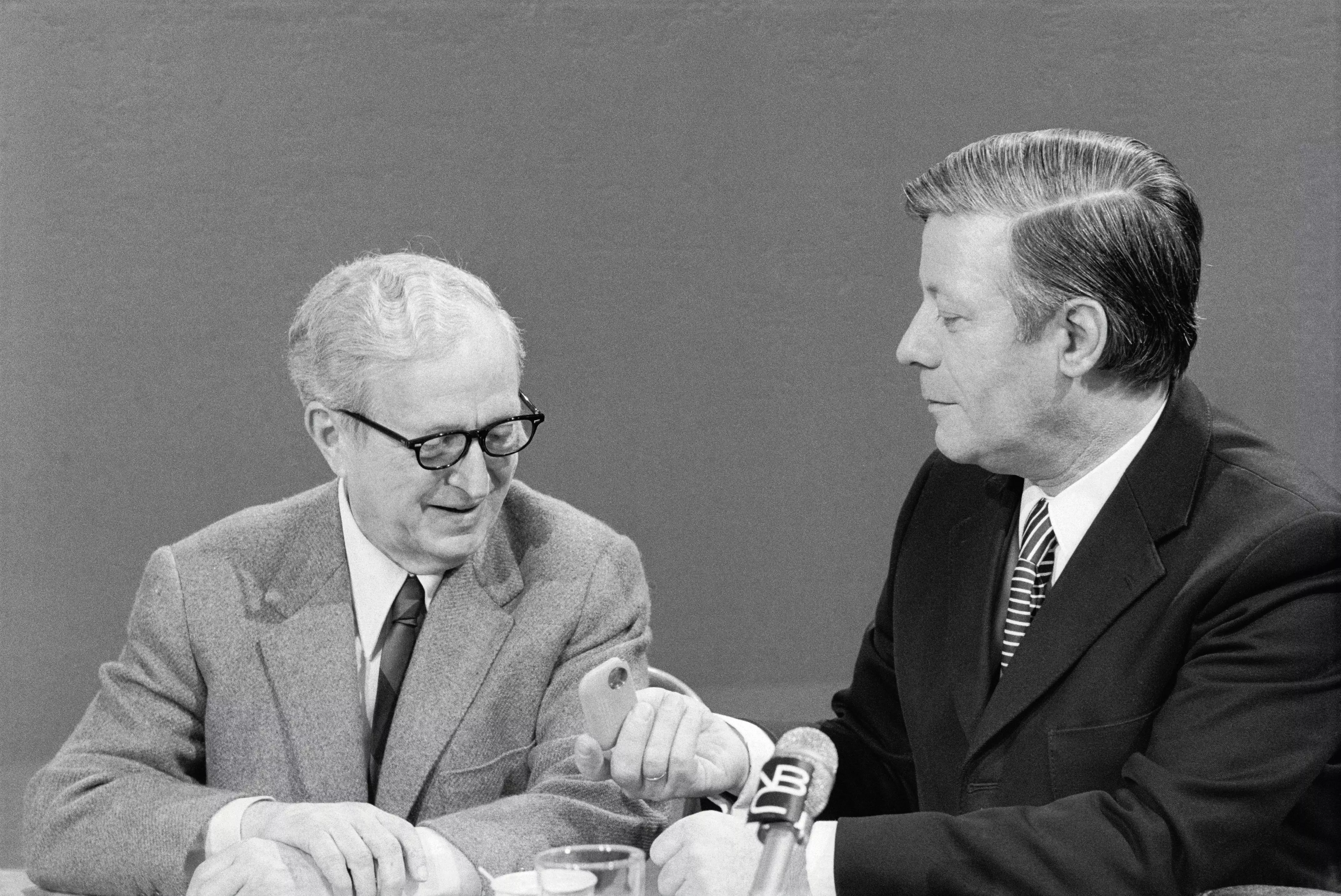 Länsi-Saksan liittokansleri Helmut Schmidt kutsuu vasemmanpuoleisen Lawrence Spivakin kokeilemaan nuuskan nuuskaamista.