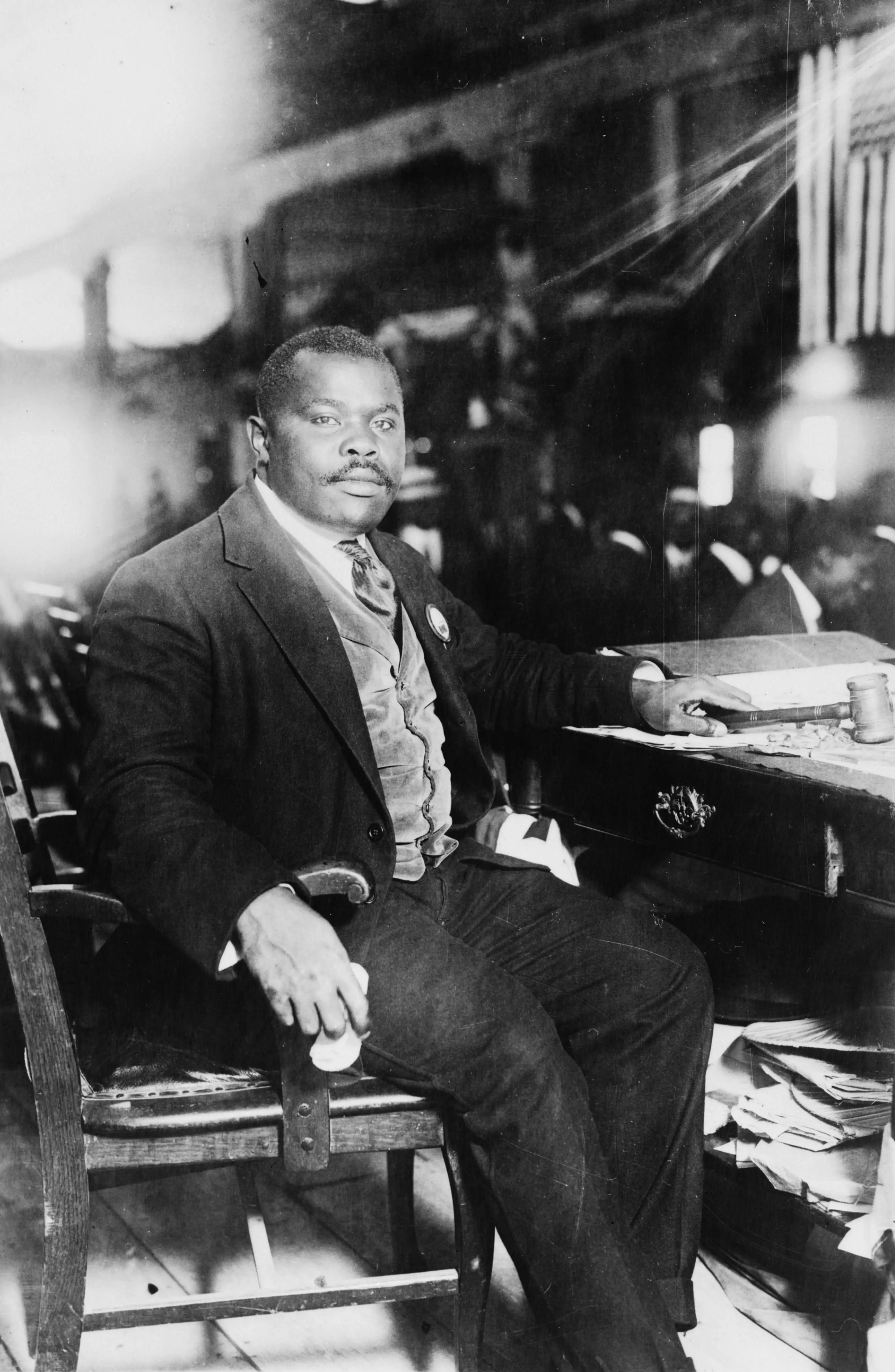 រូបថតខ្មៅនិងសរបស់ Marcus Garvey ក្នុងឆ្នាំ 1924 ។