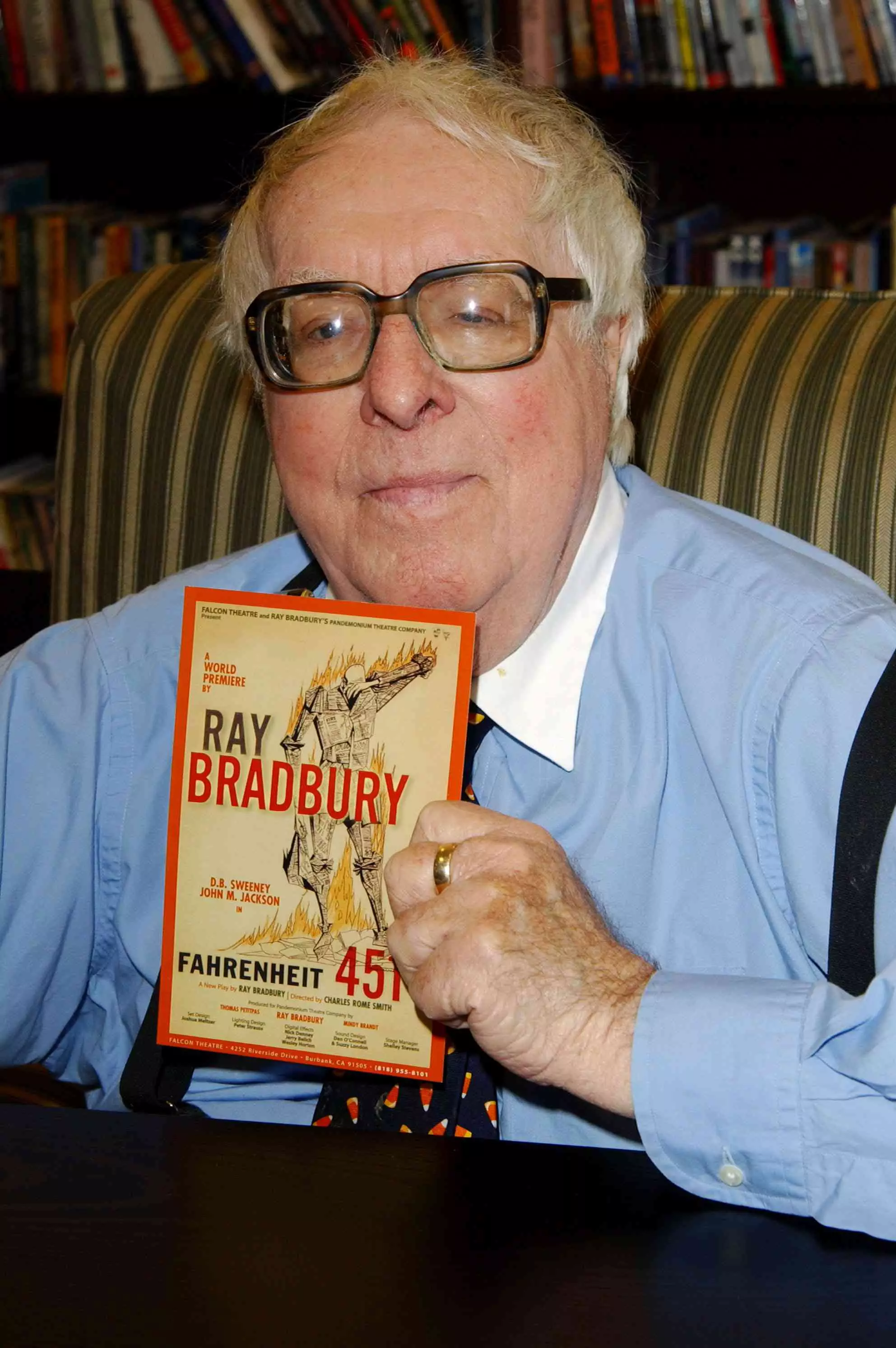 Ray Bradbury holder en kopi af 'Fahrenheit 451' op