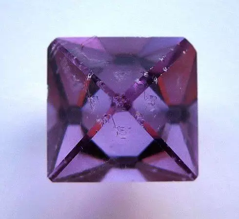 Ky është një kristal i alumit të kromit, i njohur gjithashtu si shap kromi