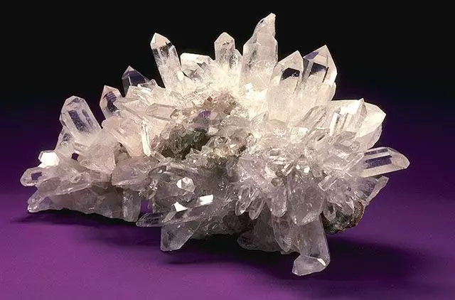 Kvarco, gausiausio mineralo žemės plutoje, kristalai