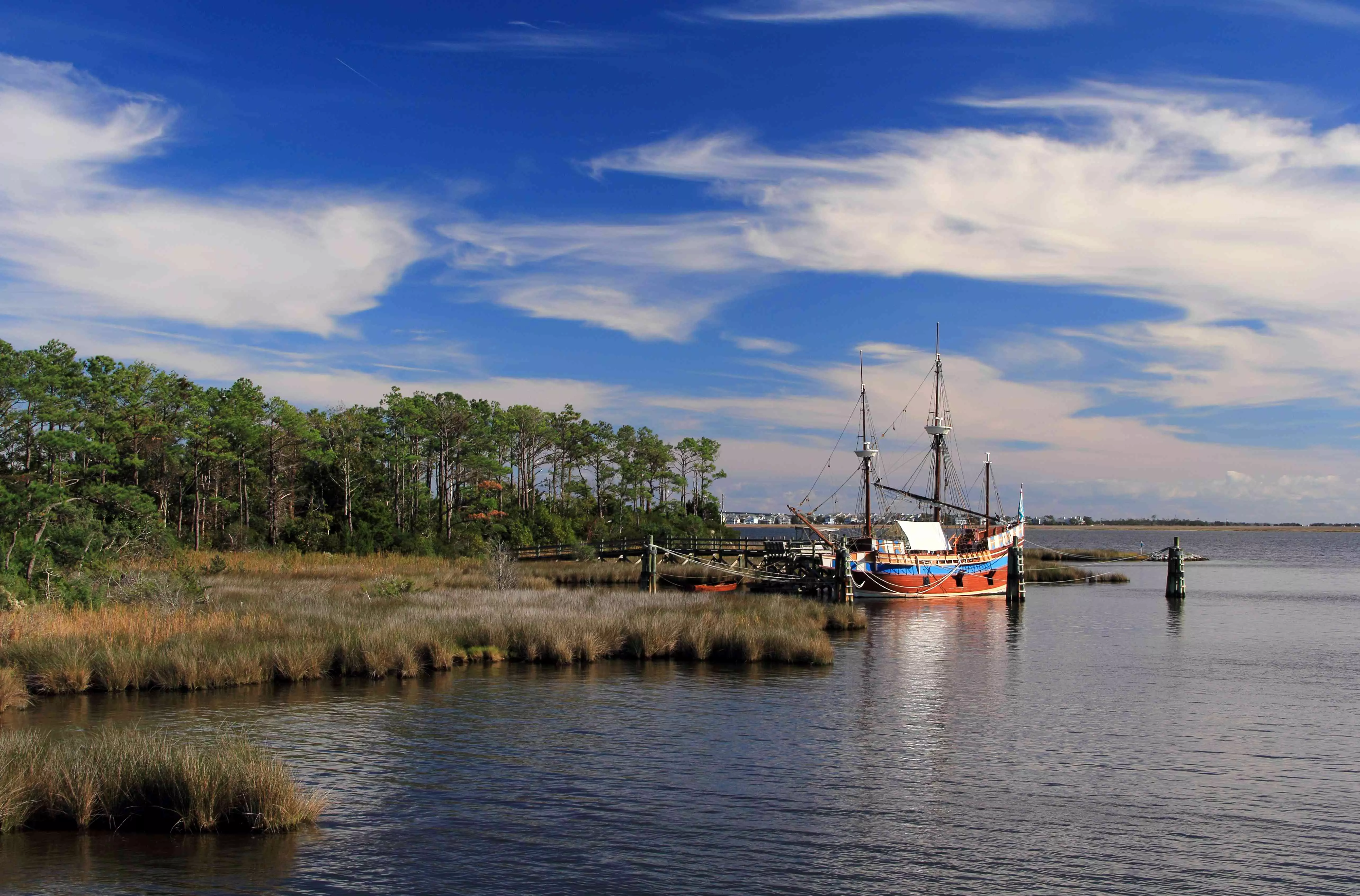 Barco pirata amarrado en un puerto de Carolina del Norte