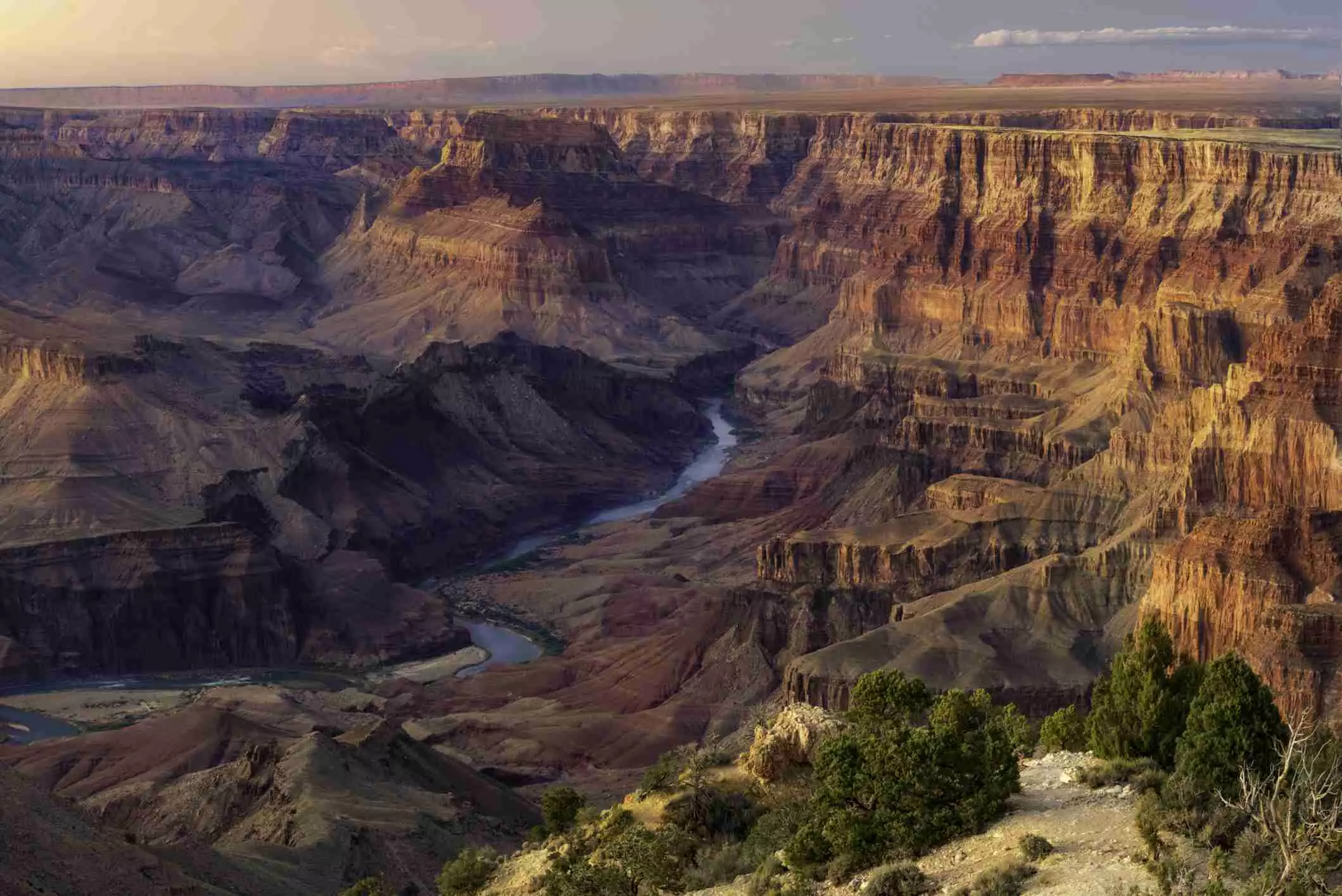 Posta de sol colorida amb vistes al riu Colorado al fons del Gran Canó