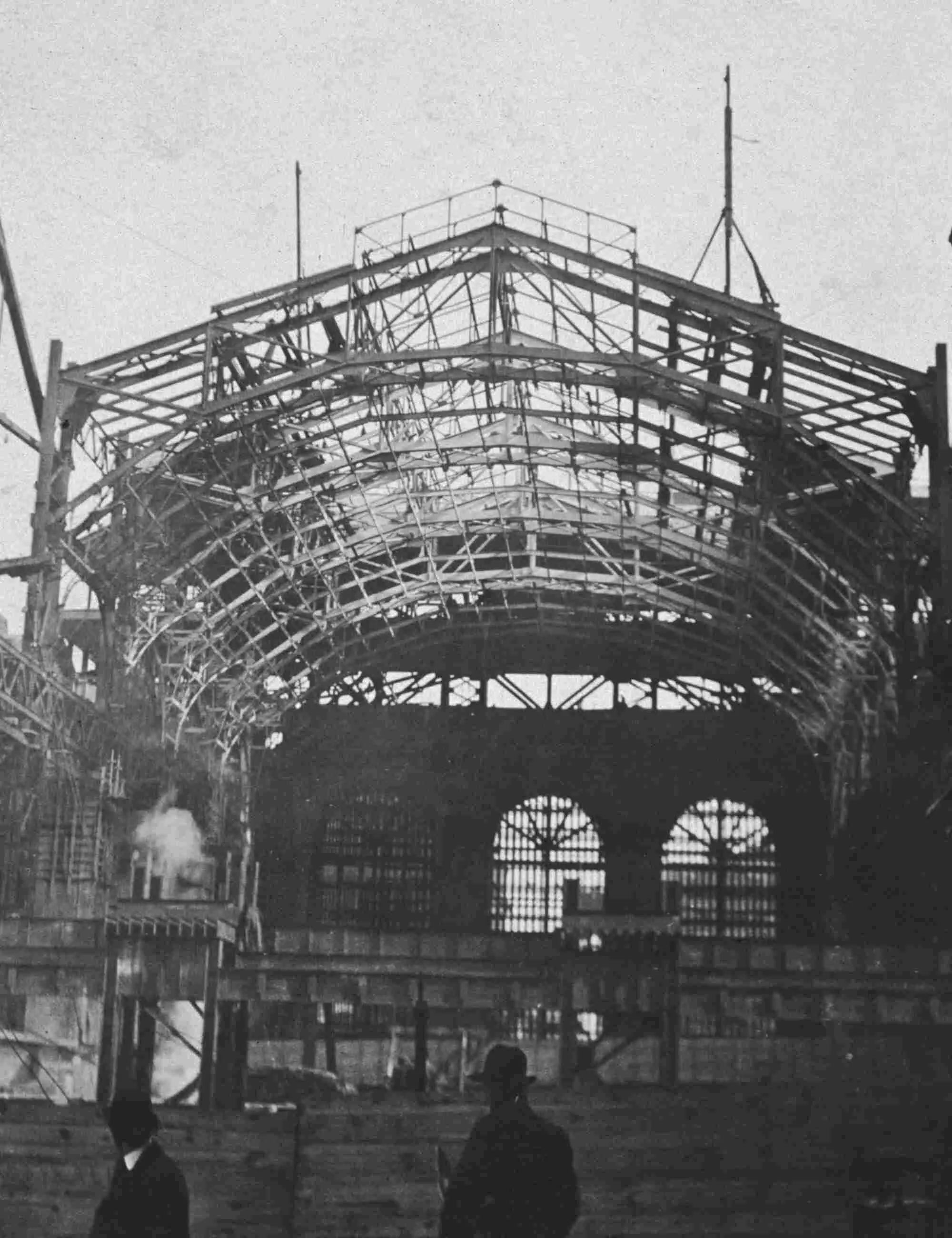 अभिलेखीय तस्बिर 1907: दुई पुरुष निर्माणको क्रममा ग्रान्ड सेन्ट्रल स्टेशनको मेटल फ्रेमवर्कको छेउमा हिंड्दै।
