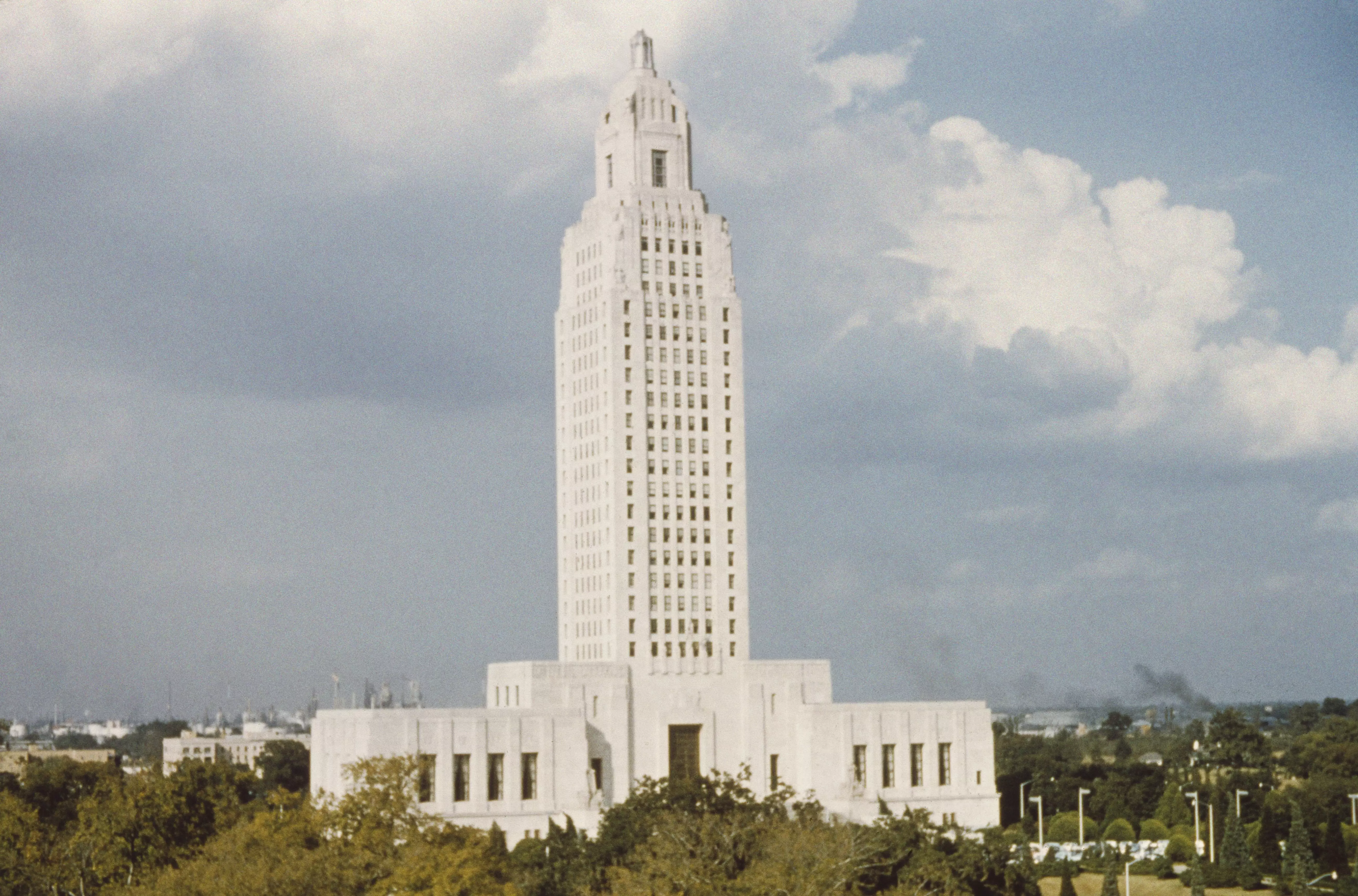 आर्ट डेको ziggurats 1932, Baton Rouge, LA मा निर्मित लुइसियाना राज्य कैपिटल बनाउँछ।