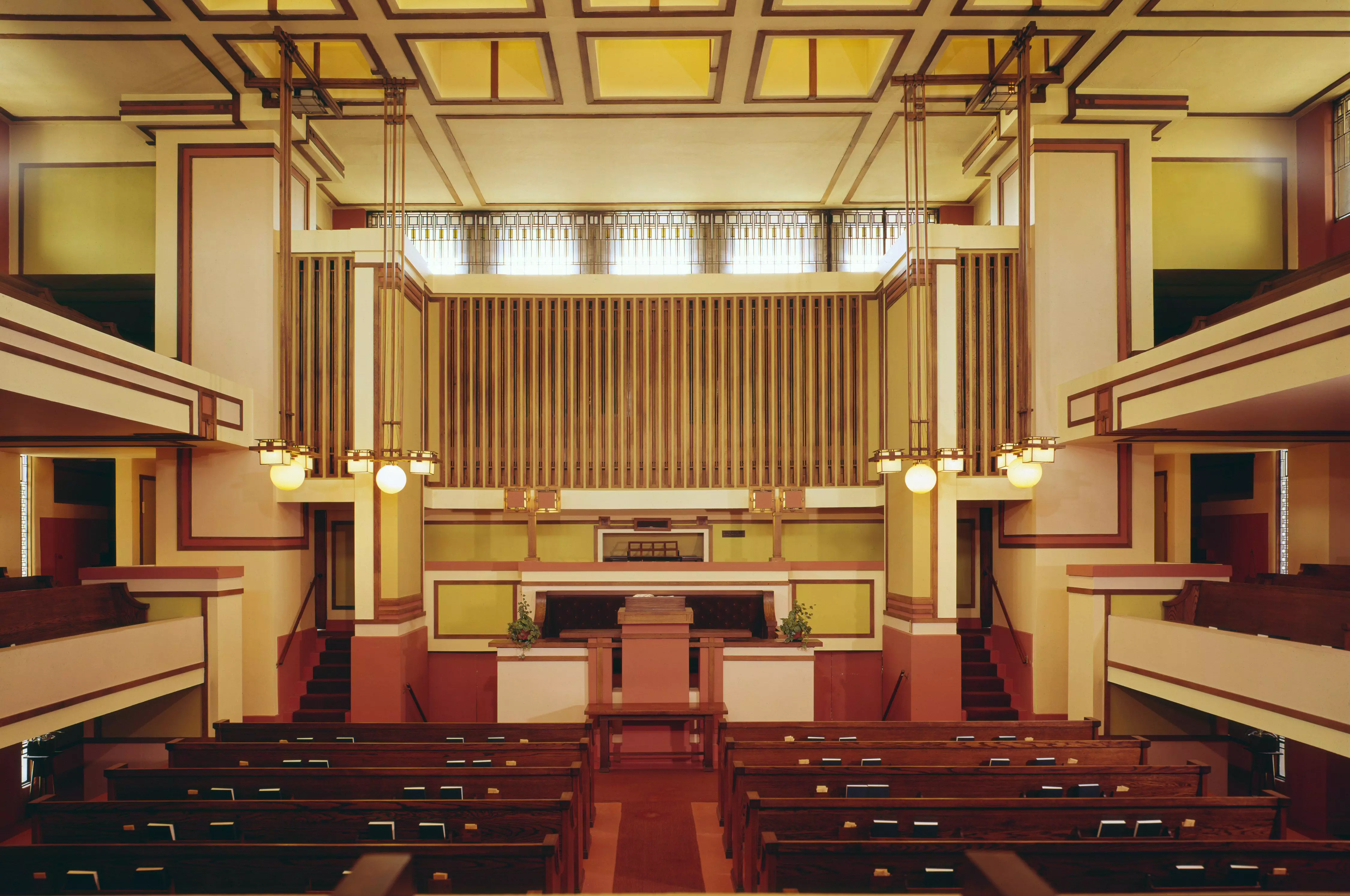 Innanhússsýn, helgidómur og kirkjubekkir Unitarian Universalist Church, tveggja hæða steinsteypt bygging við 875 Lake Street í Oak Park, IL, 1965