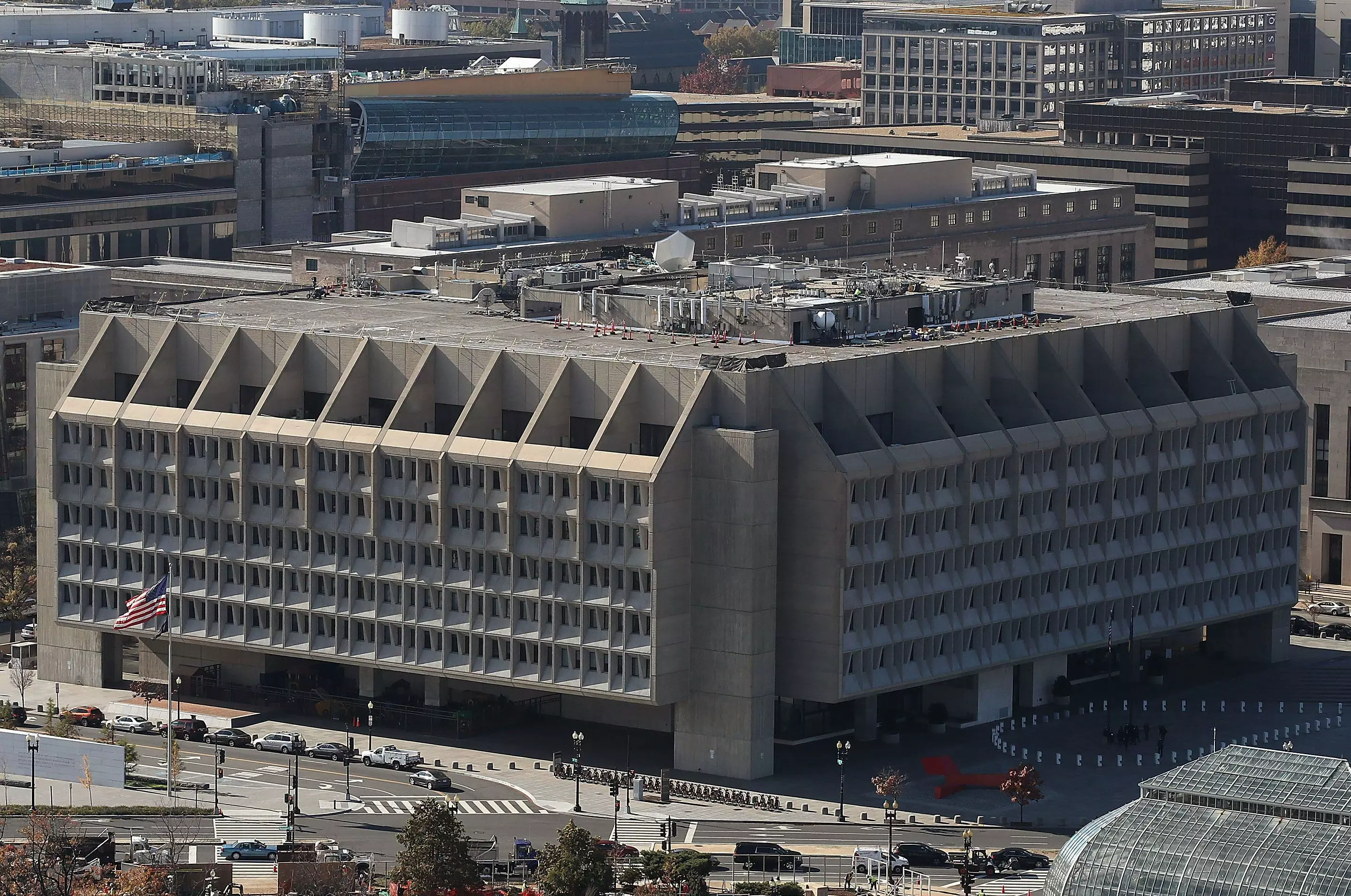 Masywny beton niczym forteca jest charakterystyczny dla brutalistycznego stylu nowoczesnej architektury