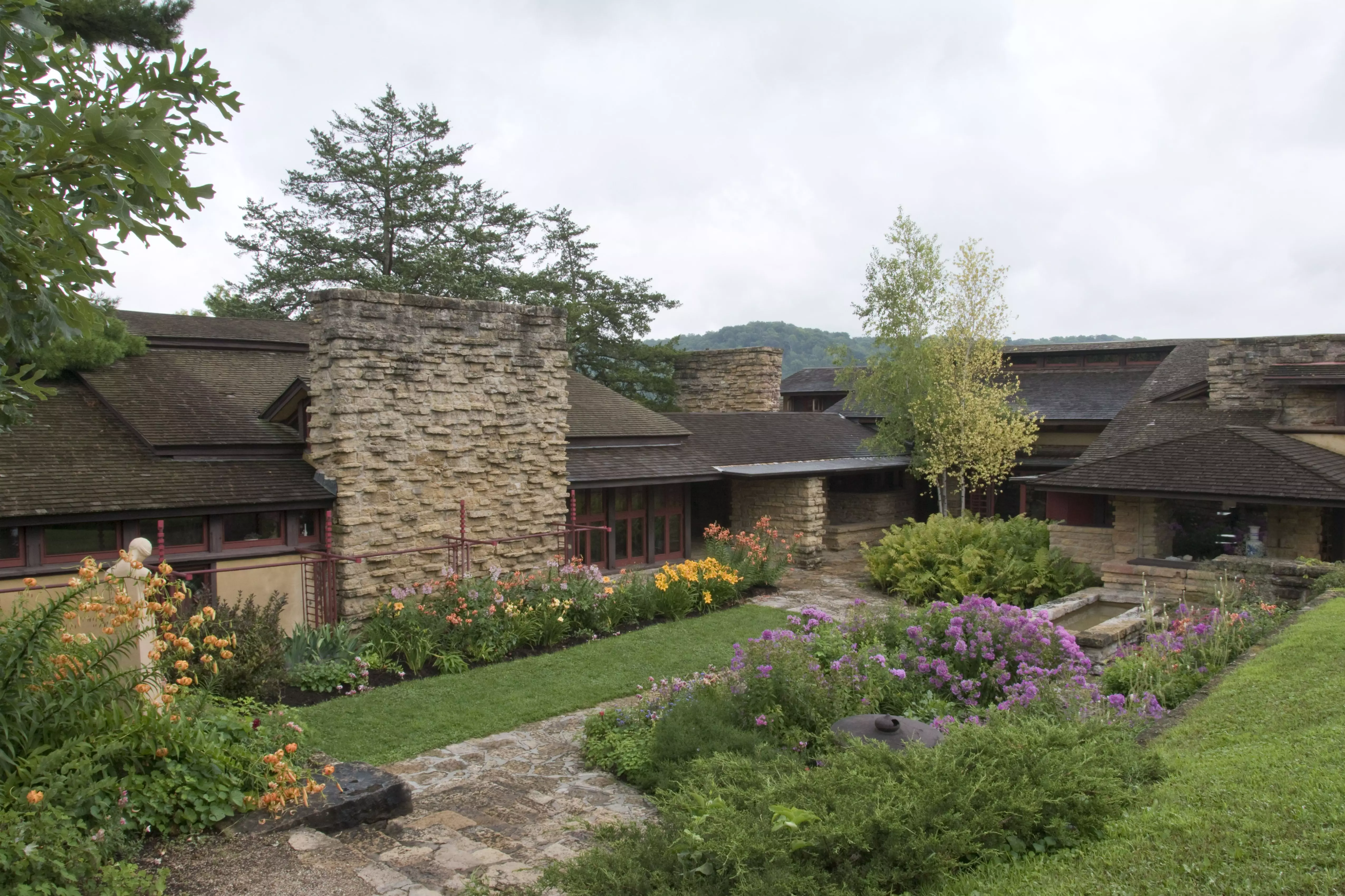 Garðarnir og lífrænn arkitektúr Taliesin, stór steinstromp, lárétt stefnu efnasambands í Wisconsin búi Frank Lloyd Wright