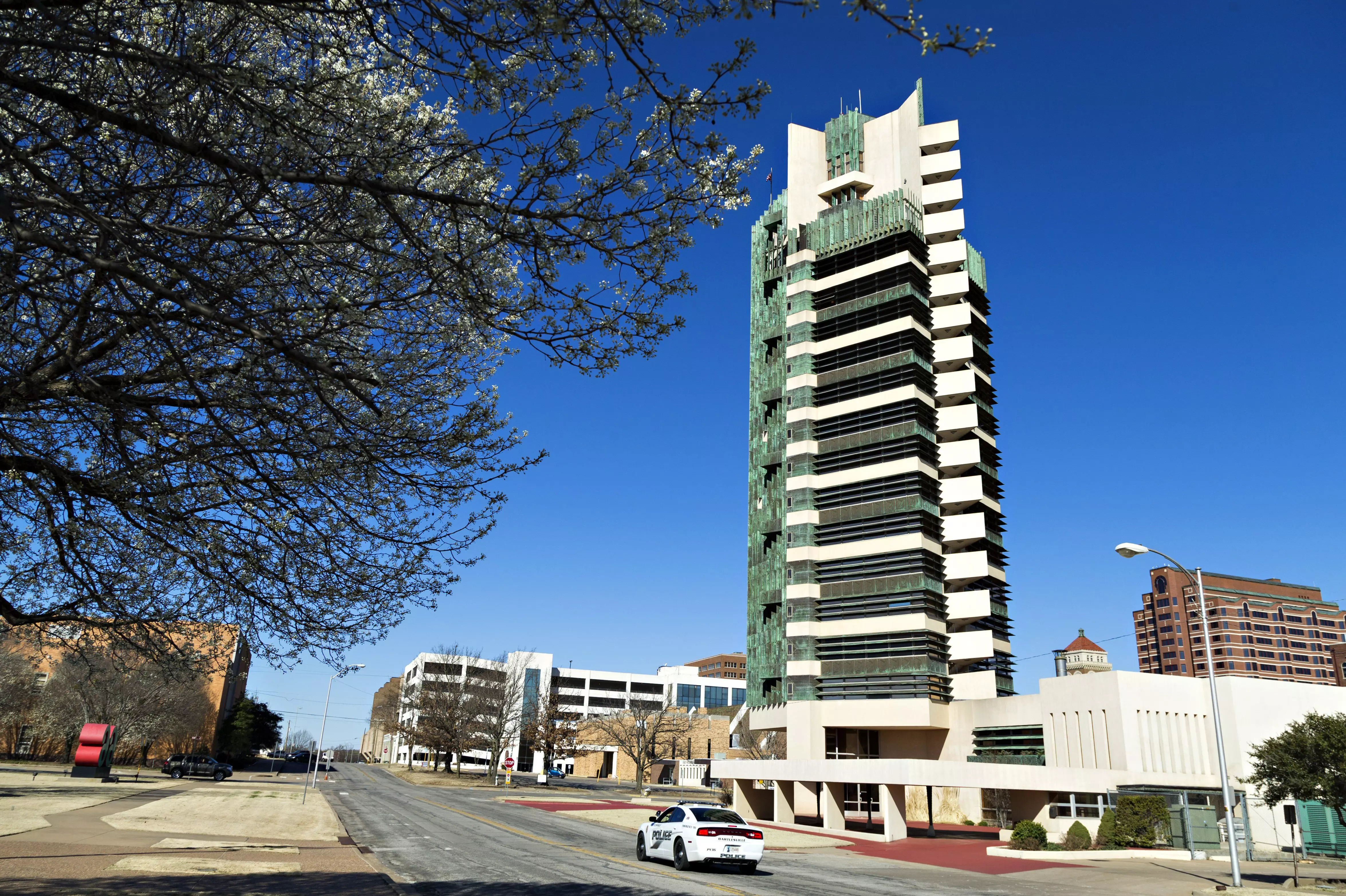 Bini ta’ torri spettakolari, stejjer multipli ta’ ram u konkrit fiż-żona downtown ta’ belt żgħira ħafna f’Oklahoma.