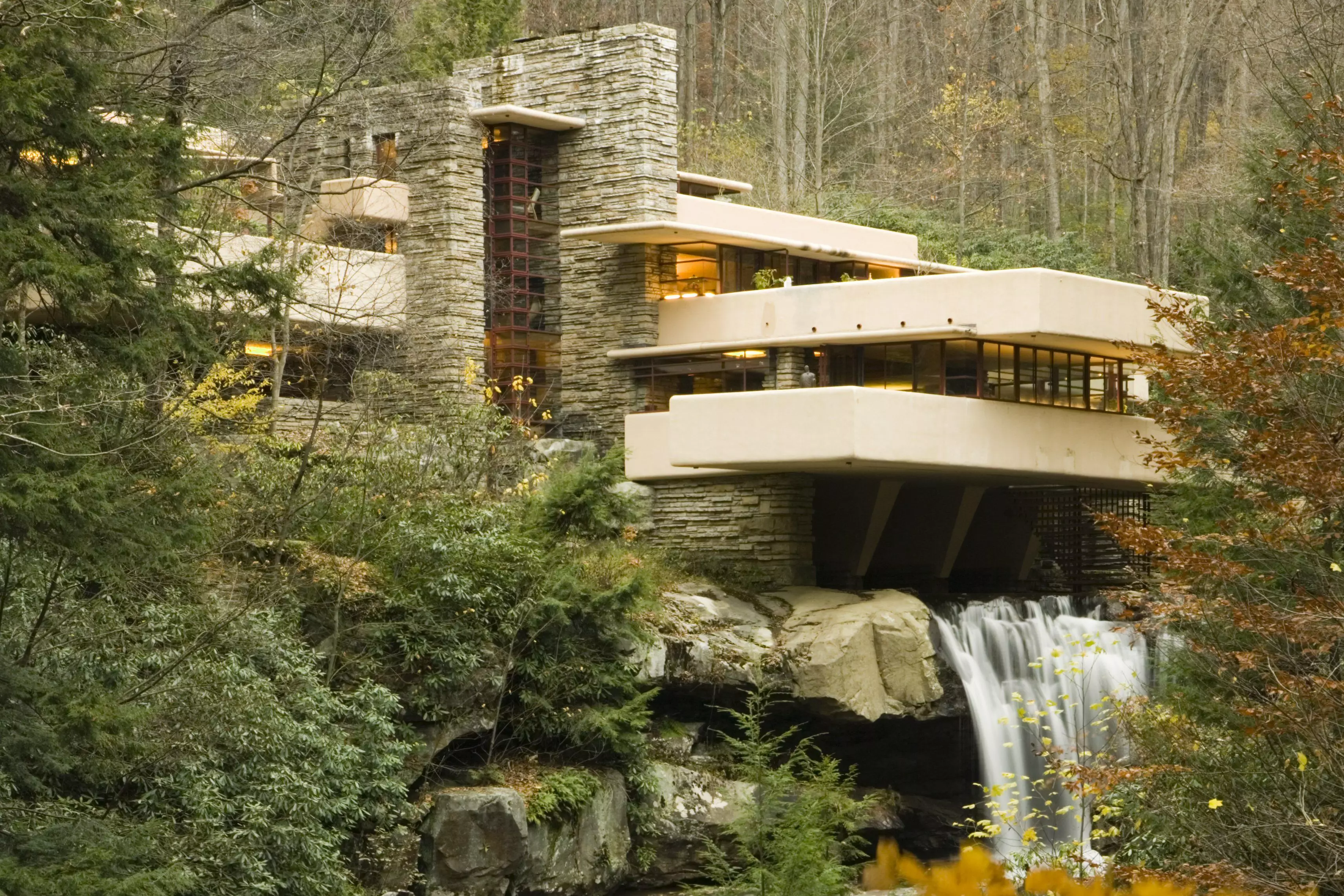 អ្នកទេសចរឈរនៅលើដំបូល cantilever នៅ Fallingwater ការរចនារបស់ Frank Lloyd Wright នៅ Pennsylvania