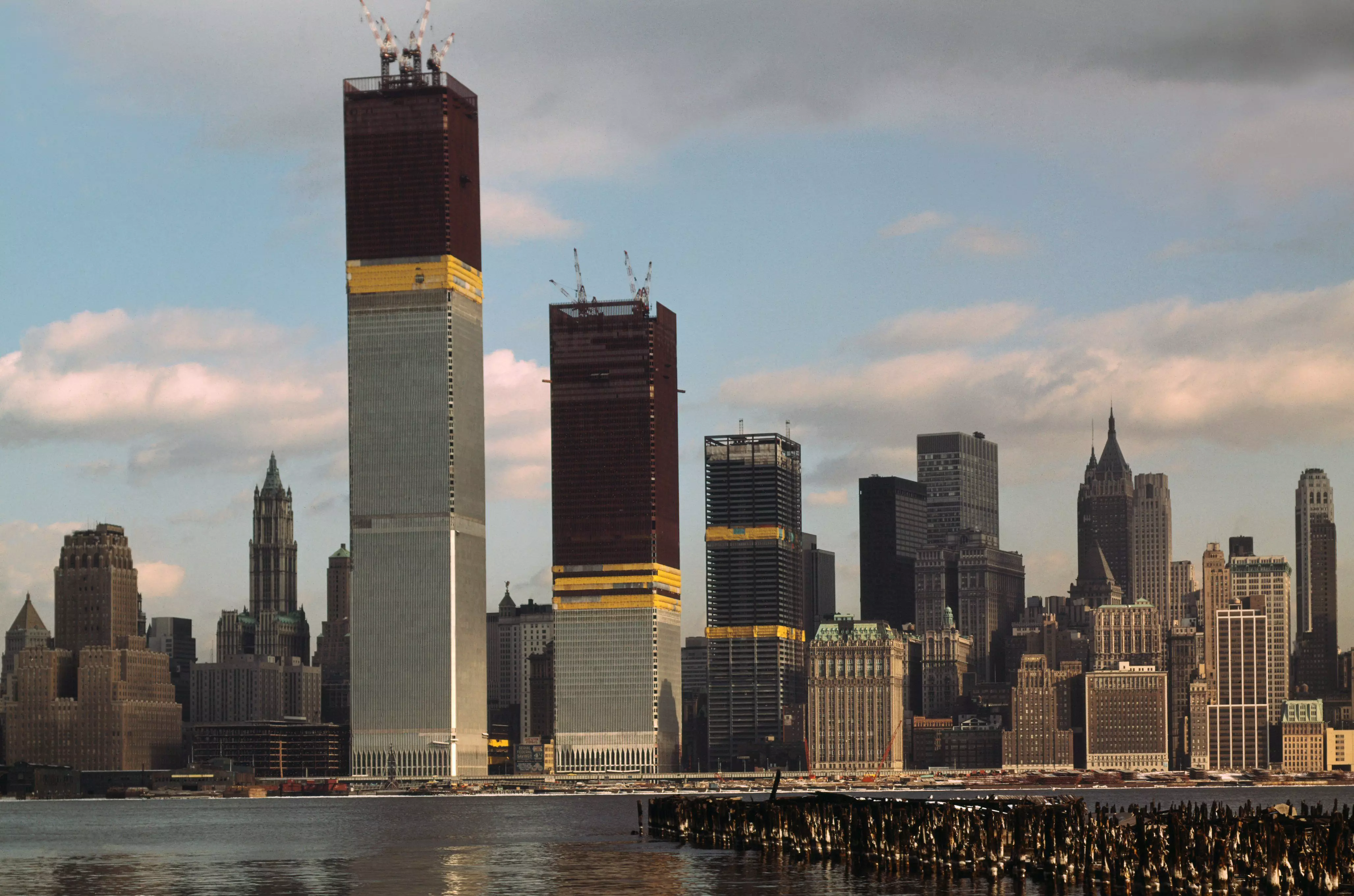 Поглед на Светскиот трговски центар (двете кули близначки сè уште се во изградба) и поглед на хоризонтот на Менхетен земени од брегот на Њу Џерси