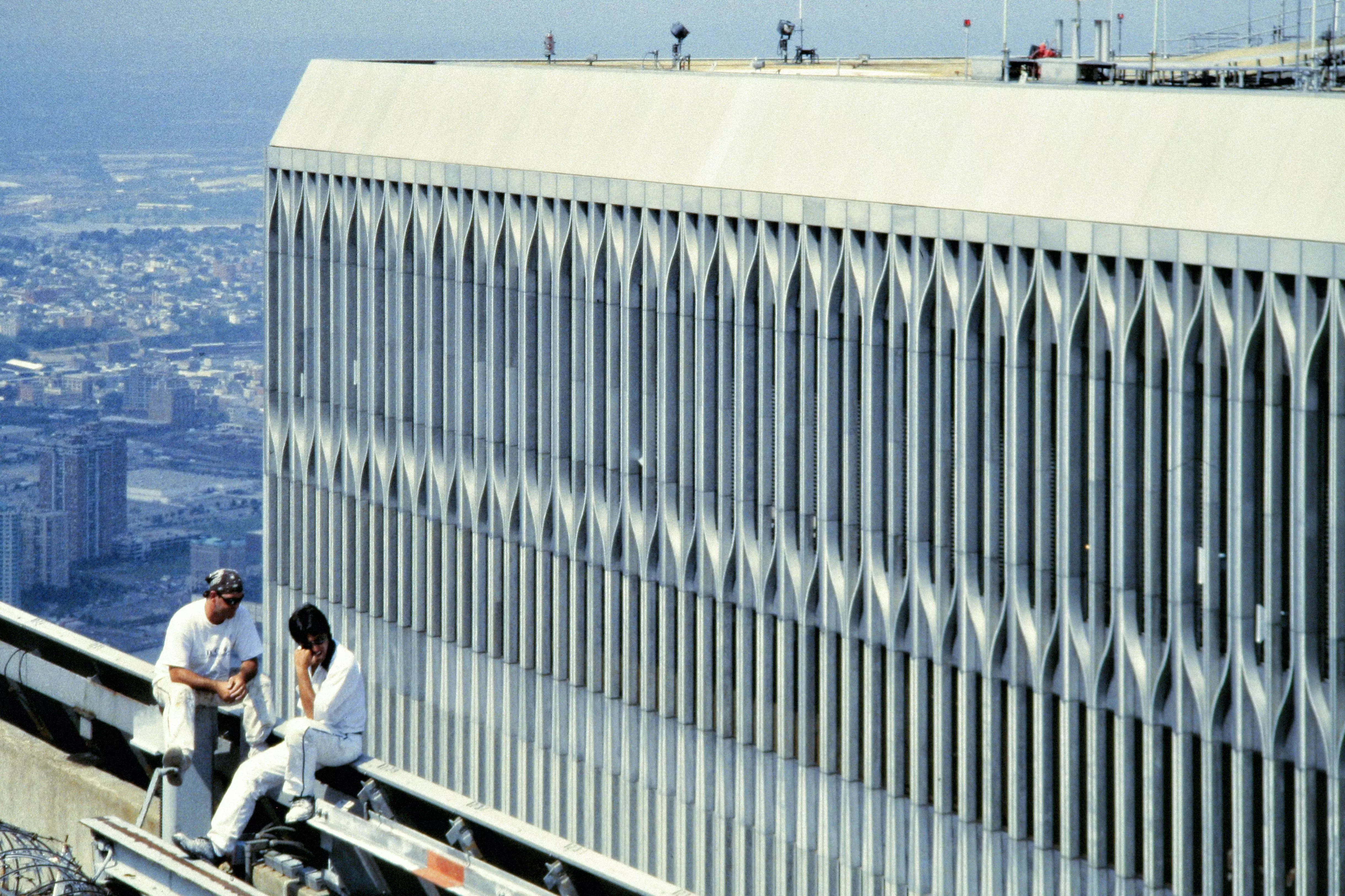 Двајца работници се одмораат на јужната кула на светскиот трговски центар во Њујорк во летото 1998 година