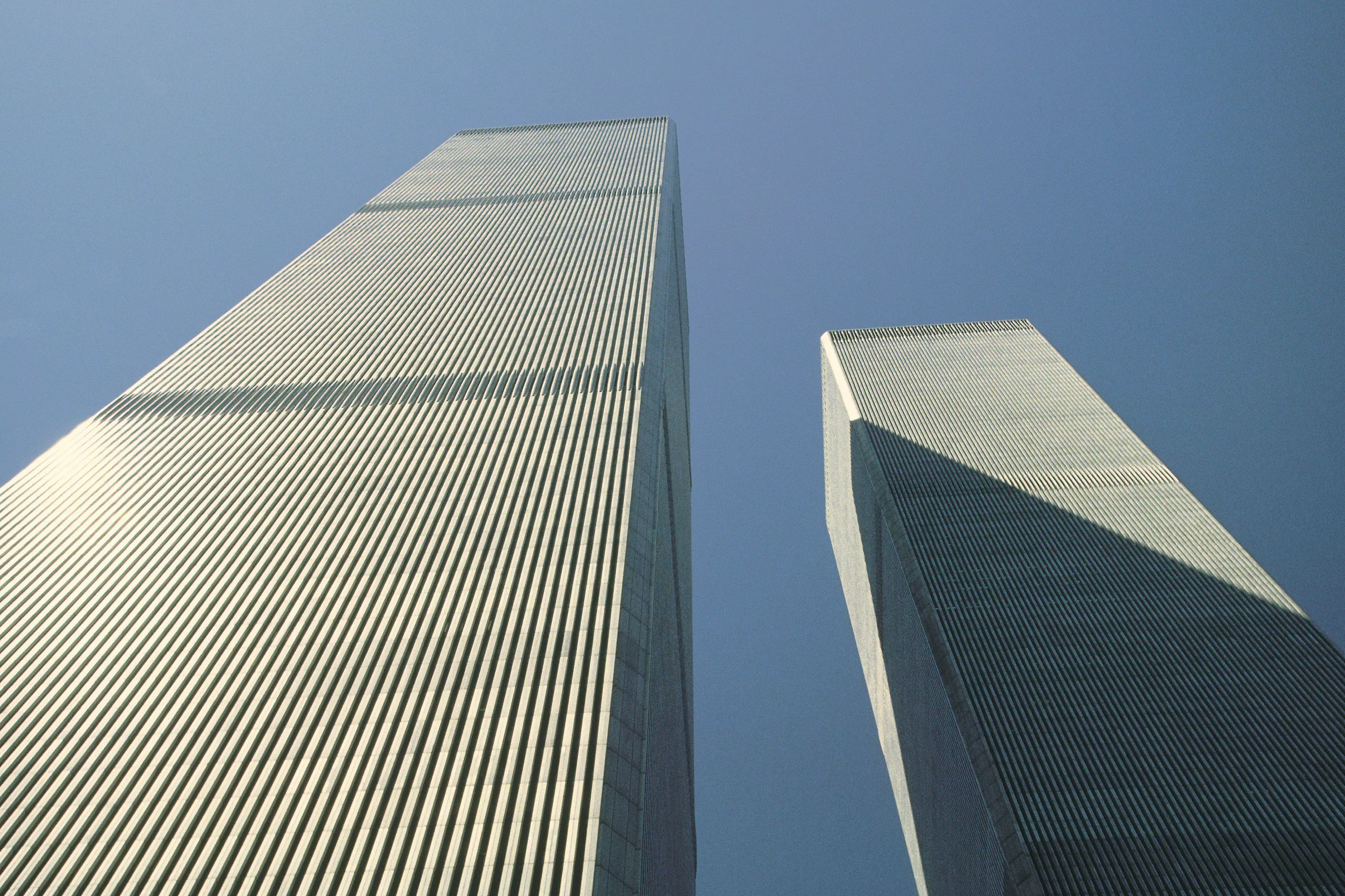 low-angle saib ntawm ob lub skyscrapers nyob ze ib leeg