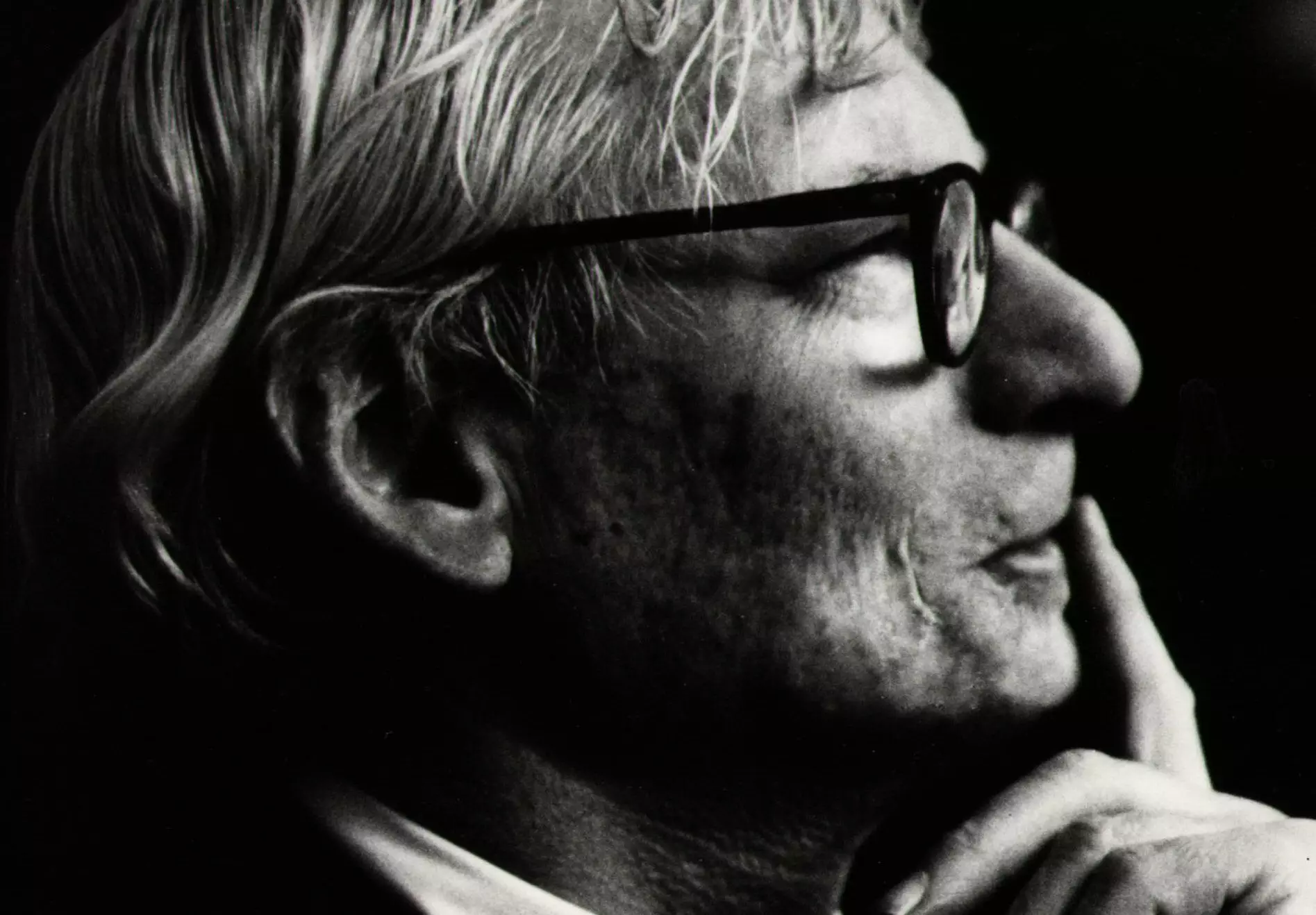 O ai Louis I. Kahn? E uiga i le Modernist Architect