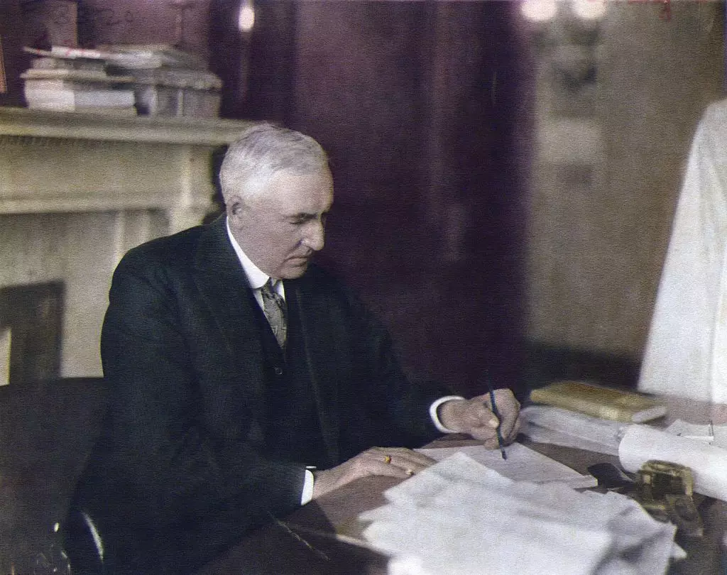 ประธานาธิบดี Warren G. Harding ที่โต๊ะ