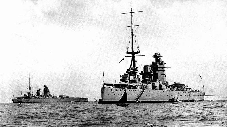 Schlachtschiffe HMS Nelson und HMS Rodney vor Anker.