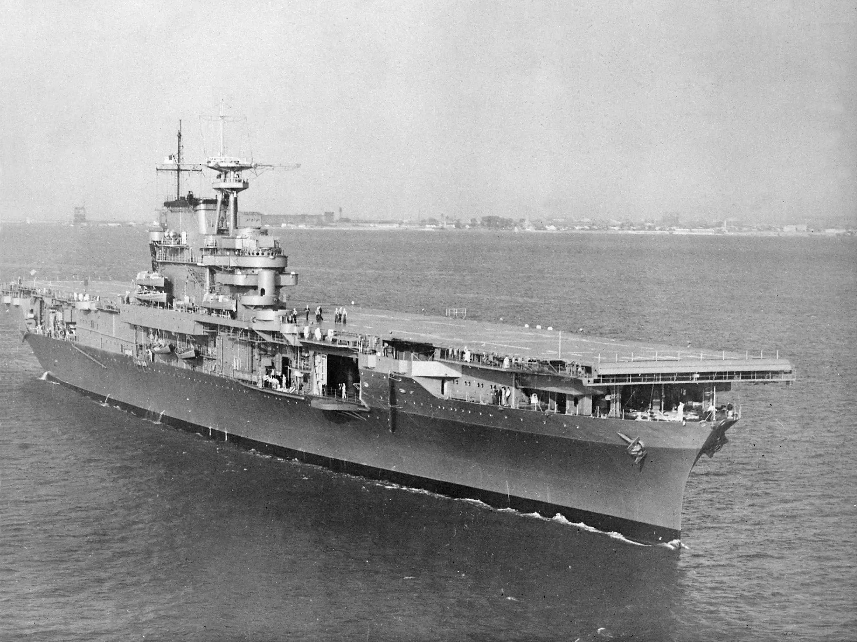 విమాన వాహక నౌక USS హార్నెట్ (CV-8) చీసాపీక్ బేలో నడుస్తోంది.