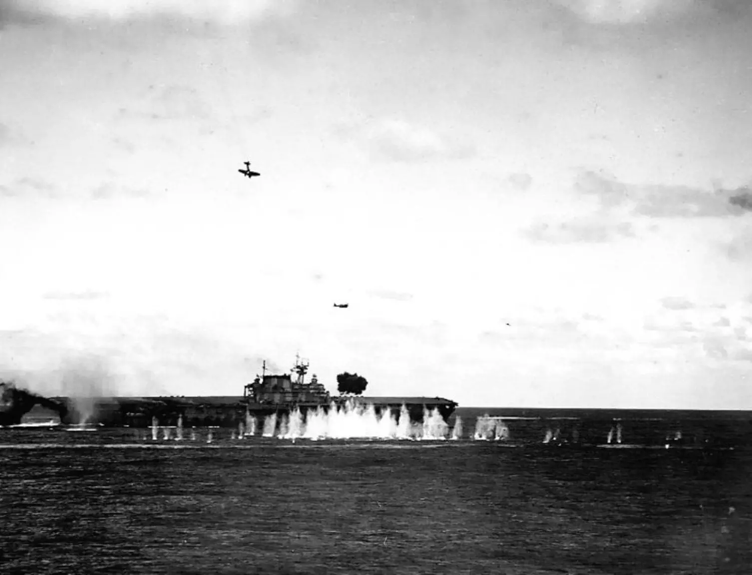 USS Hornet no mar sendo atacado por aviões japoneses.