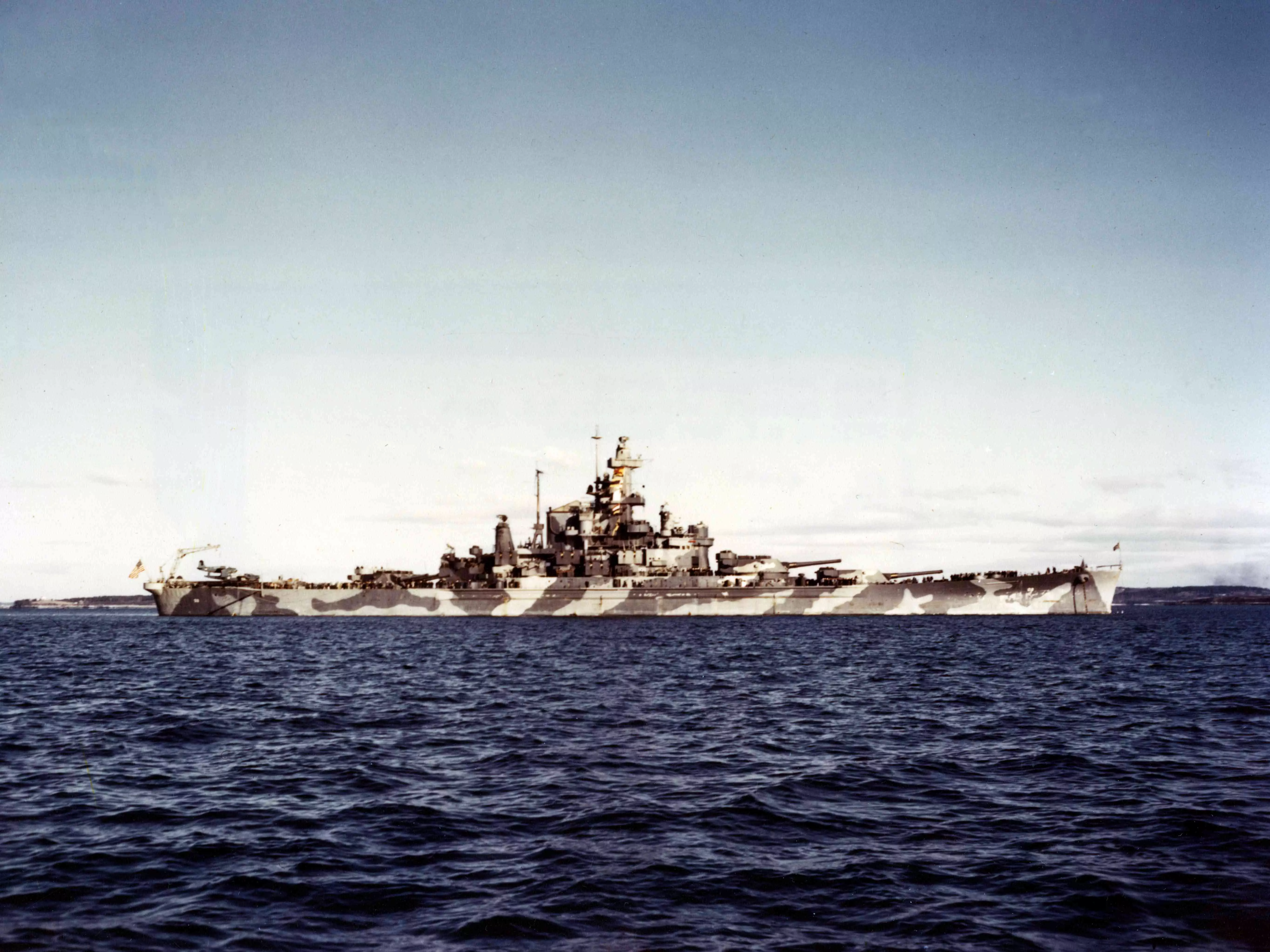 Sekepe sa ntoa sa USS Alabama (BB-60) se eme lebopong la Maine.