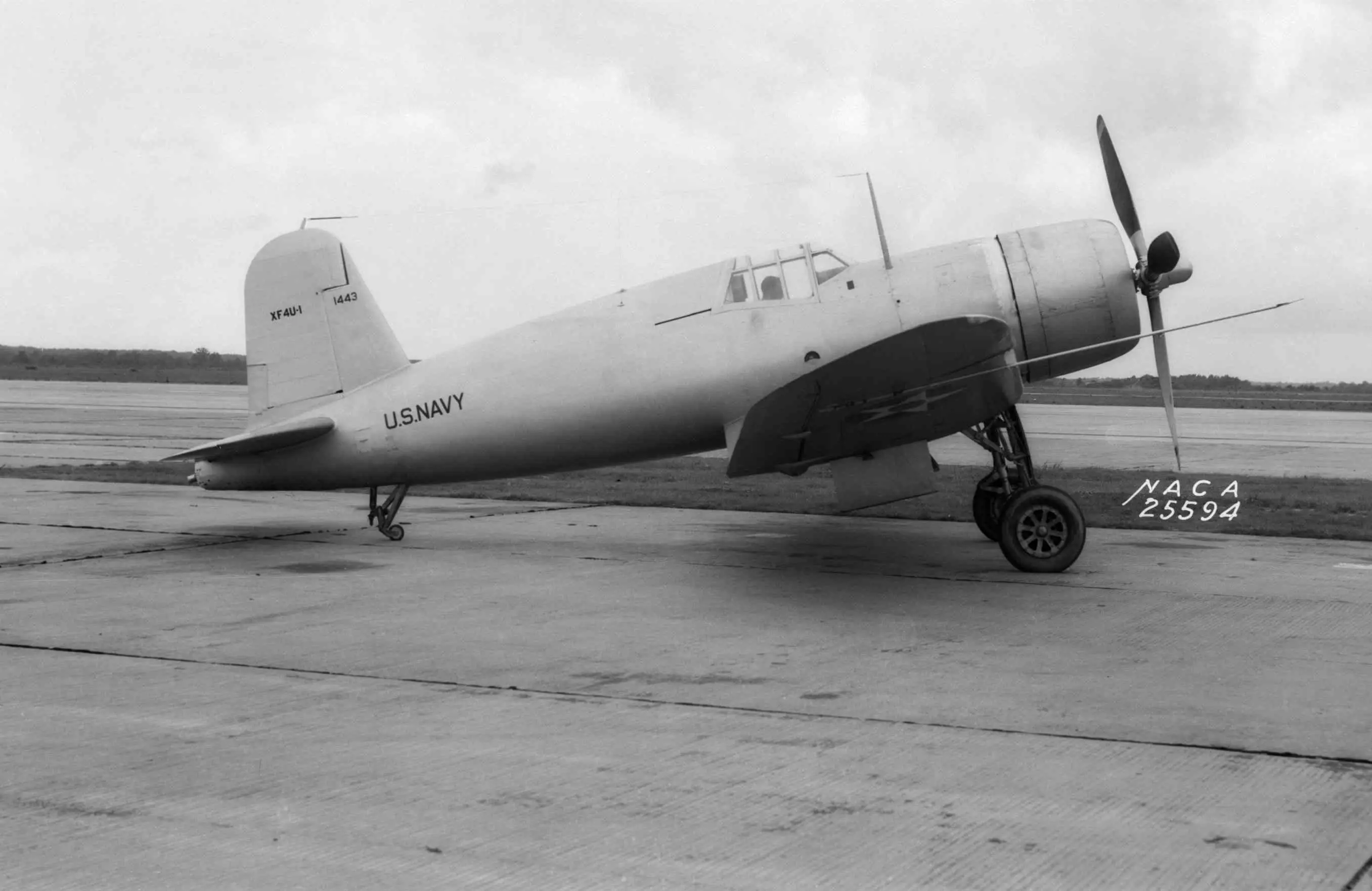 Chance Vought XF4U-1 Corsair-prototype sitter på asfalten.