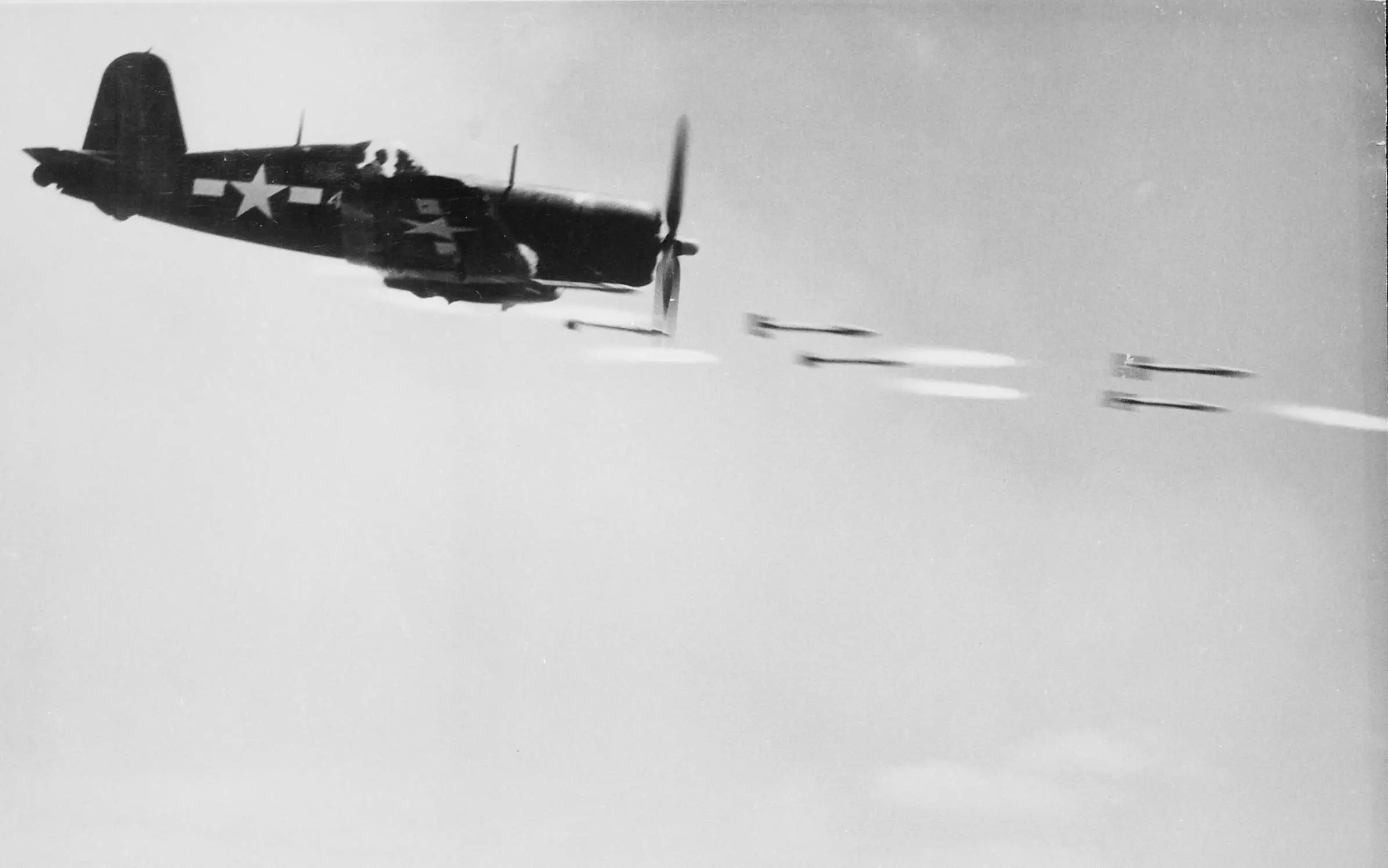 F4U Corsair jagerfly skyter raketter under slaget ved Okinawa.