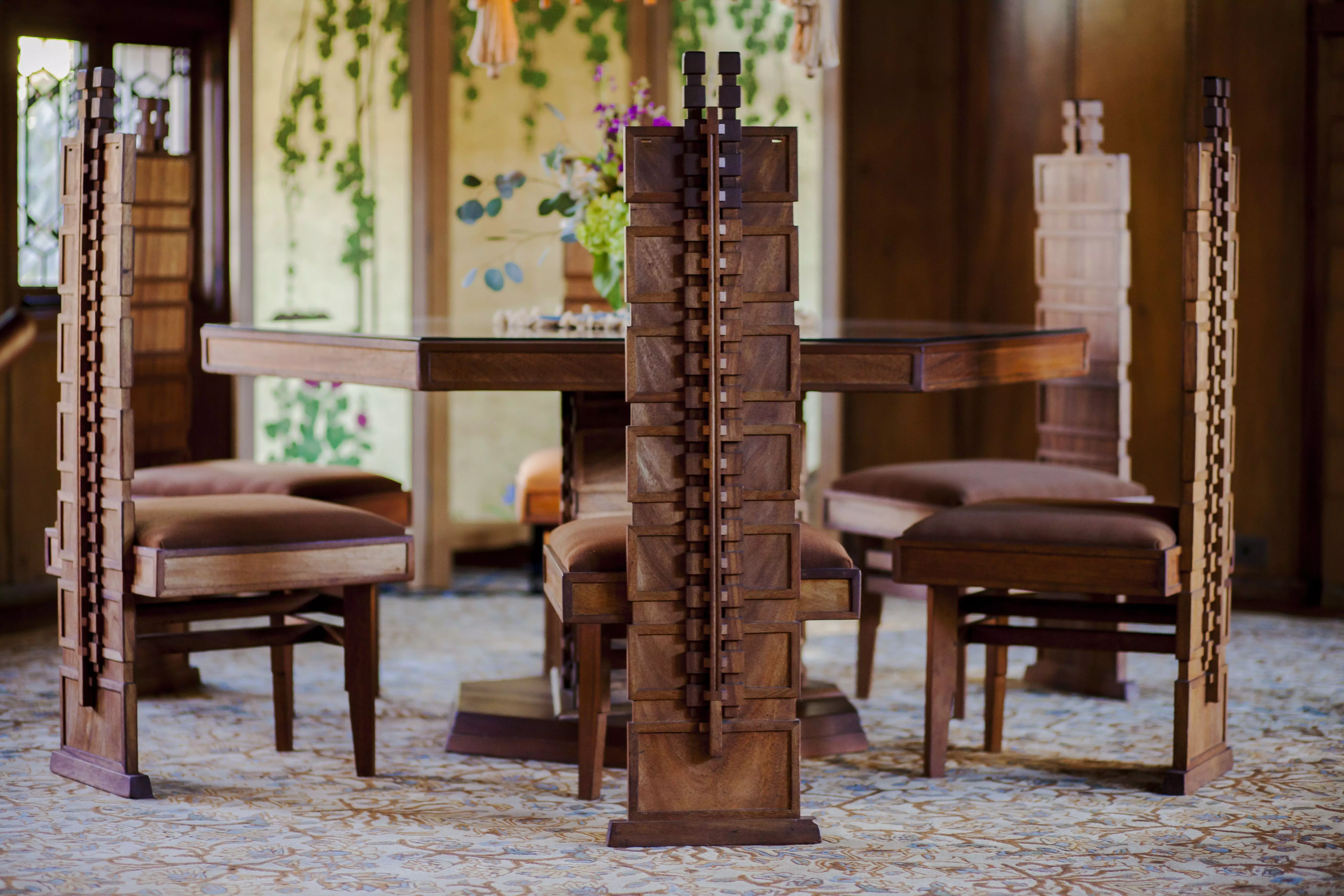 Itafile kunye nezitulo zikaFrank Lloyd Wright's Hollyhock House