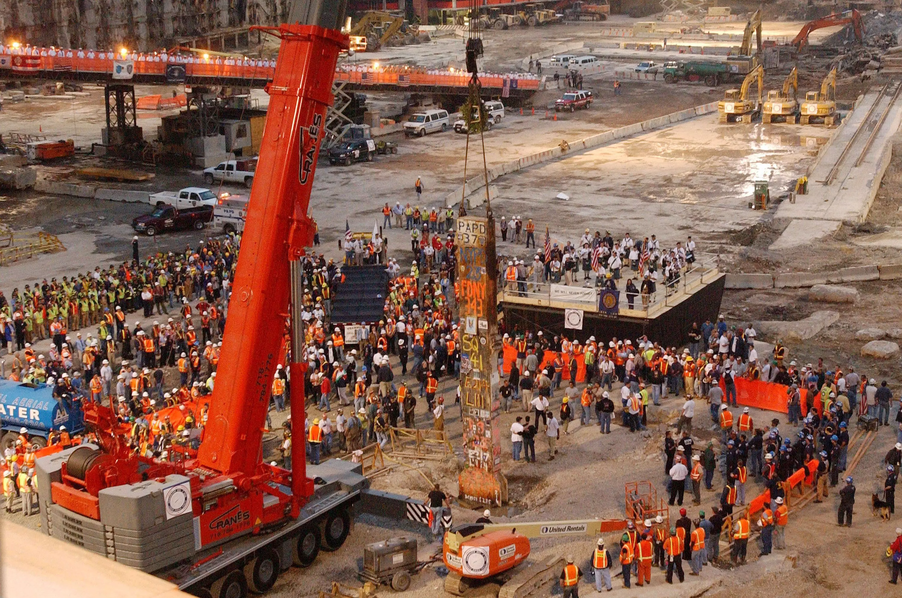 construction site crane nga may guba nga sagbayan, mga trabahante nga naglibot niini, mga plataporma nga nag-umbaw sa seremonya