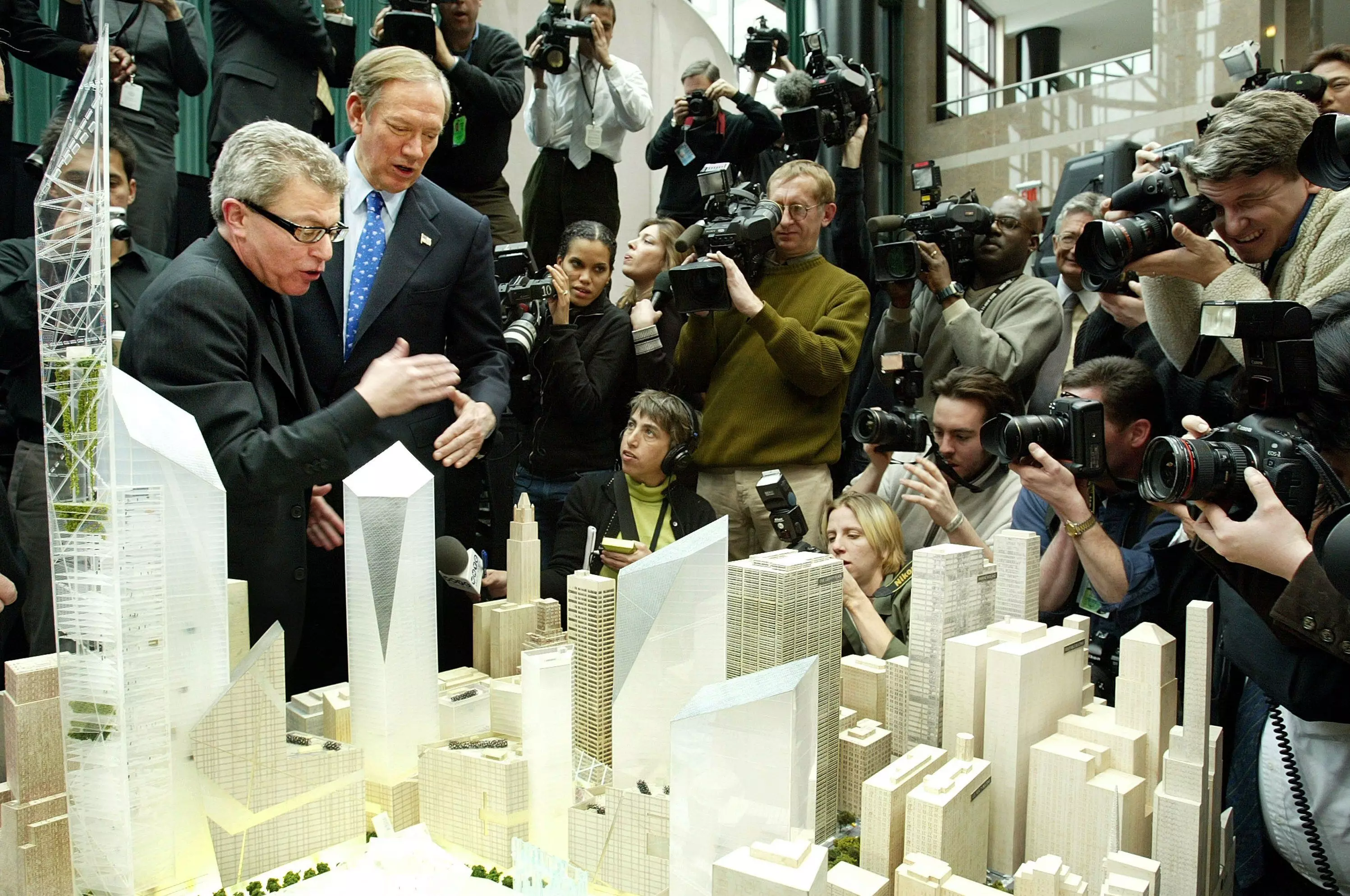 Ang arkitekto nga si Daniel Libeskind (L) mipresentar sa iyang nakadaog nga disenyo alang sa site sa World Trade Center ngadto kang New York Governor George Pataki (2nd-L) sa usa ka media conference