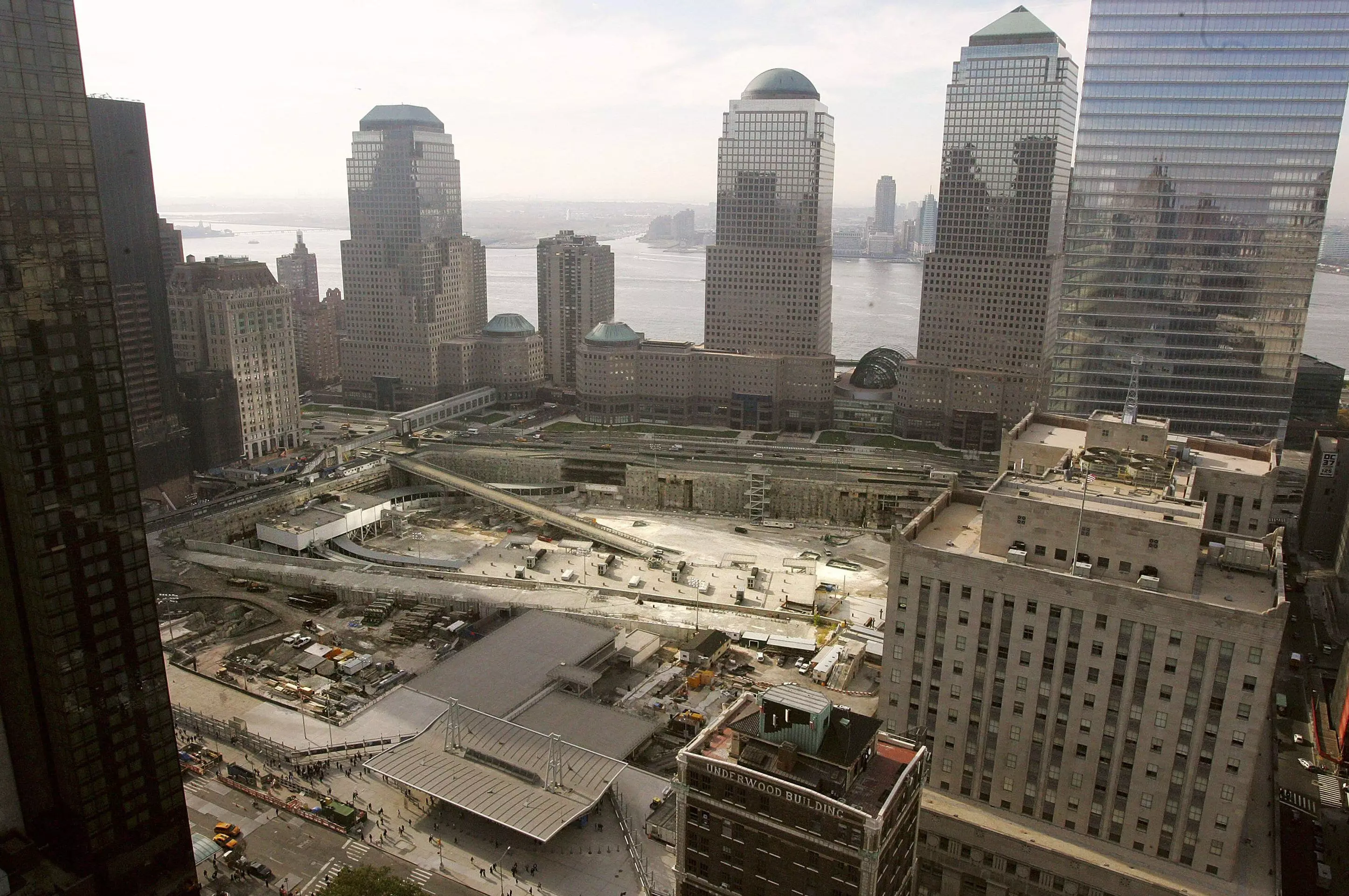 umaw nga construction site nga adunay mga skyscraper ug ang Hudson River sa luyo