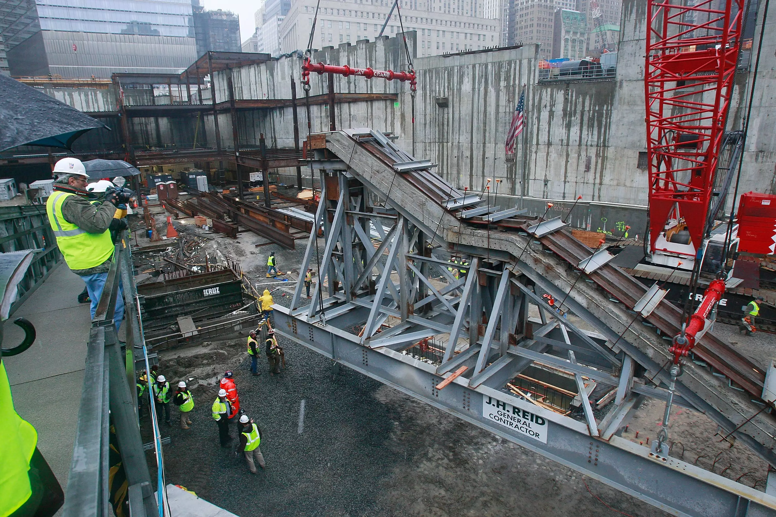 sloped metal nga piraso sa gahong nga gilibotan sa mga construction worker