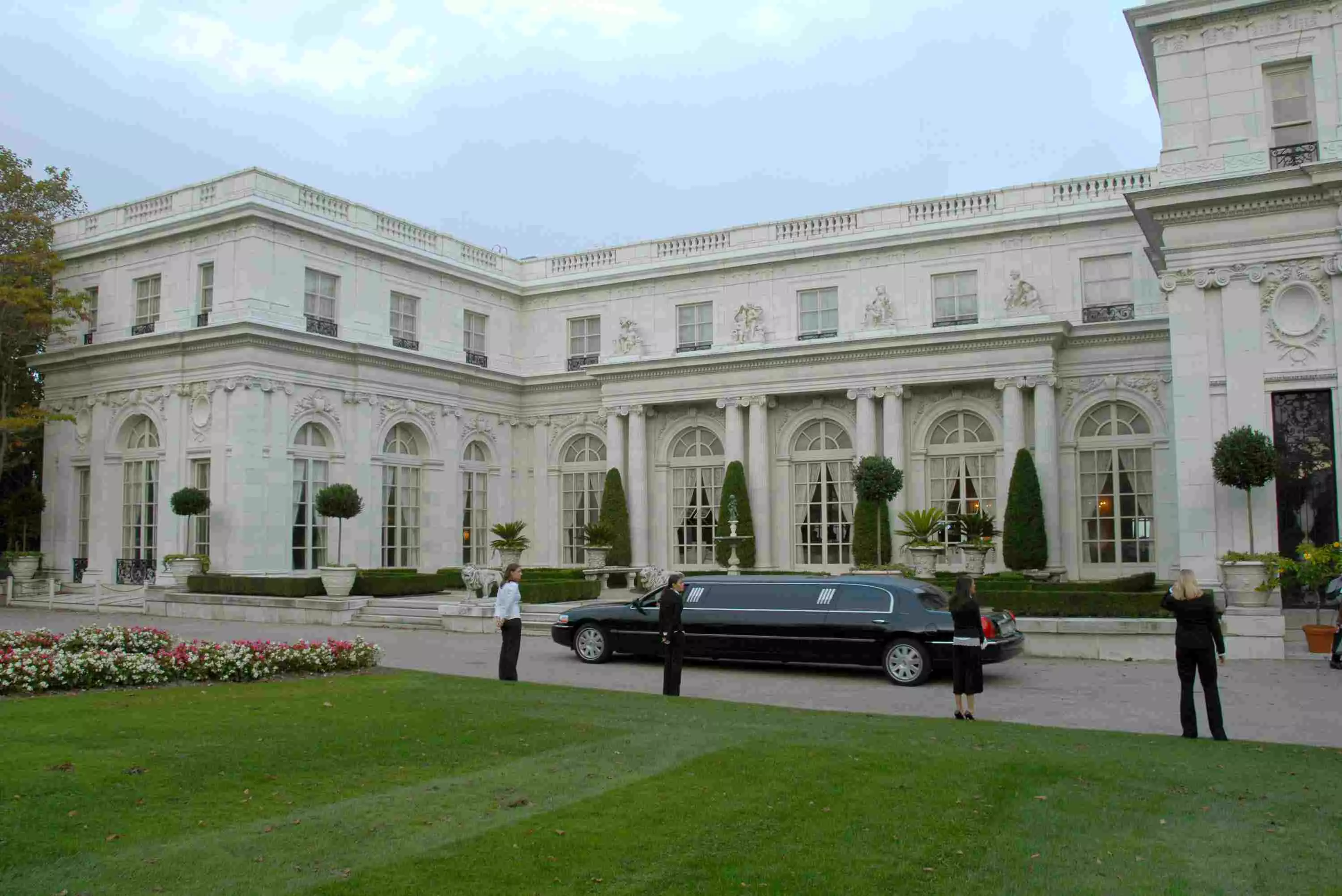 Limousine eo anoloan'ny Rosecliff Mansion any Newport, Rhode Island