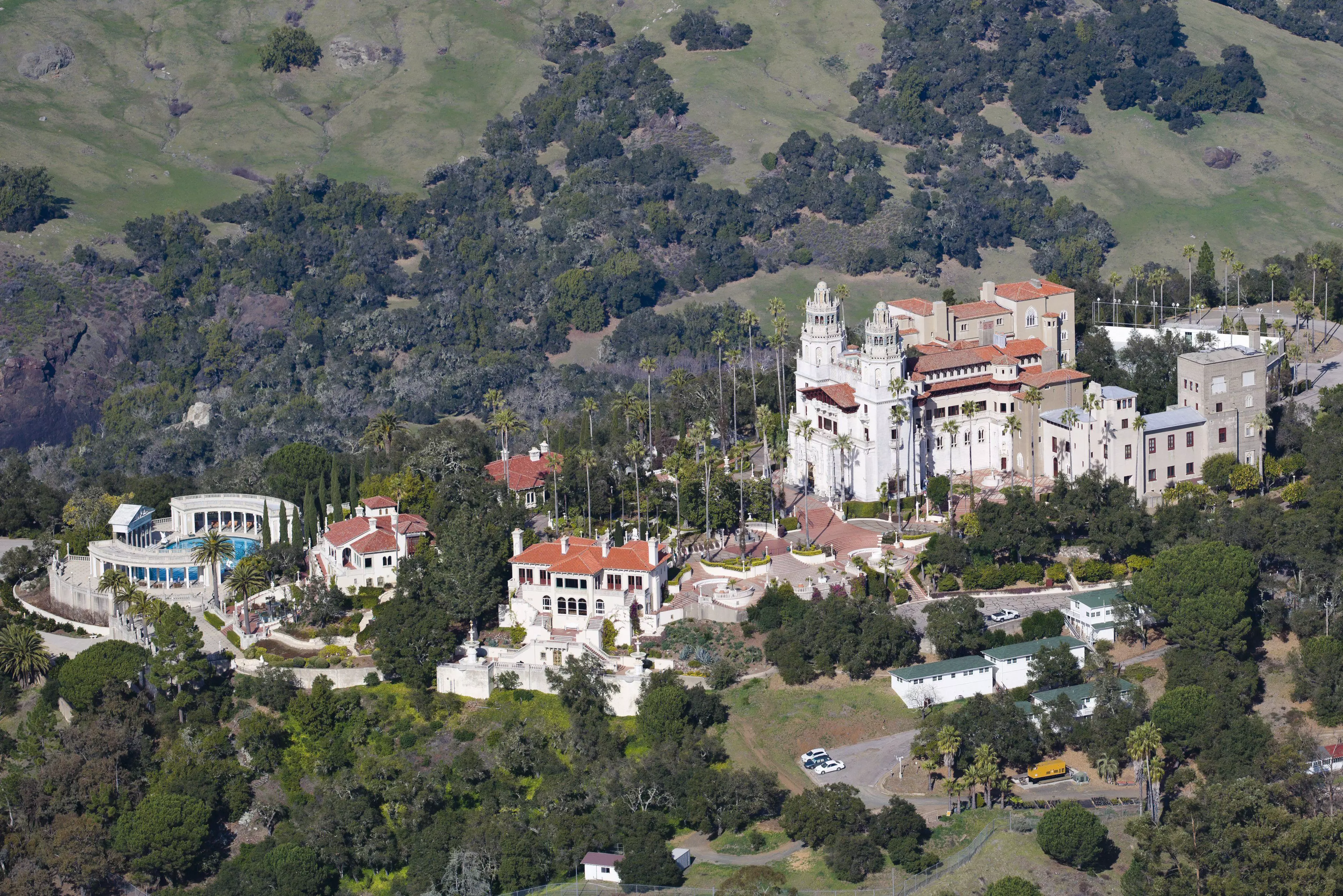 Loftfoto Hearst Castle, San Simeon, e Schlass op engem Hiwwel zu San Luis Obispo, Kalifornien