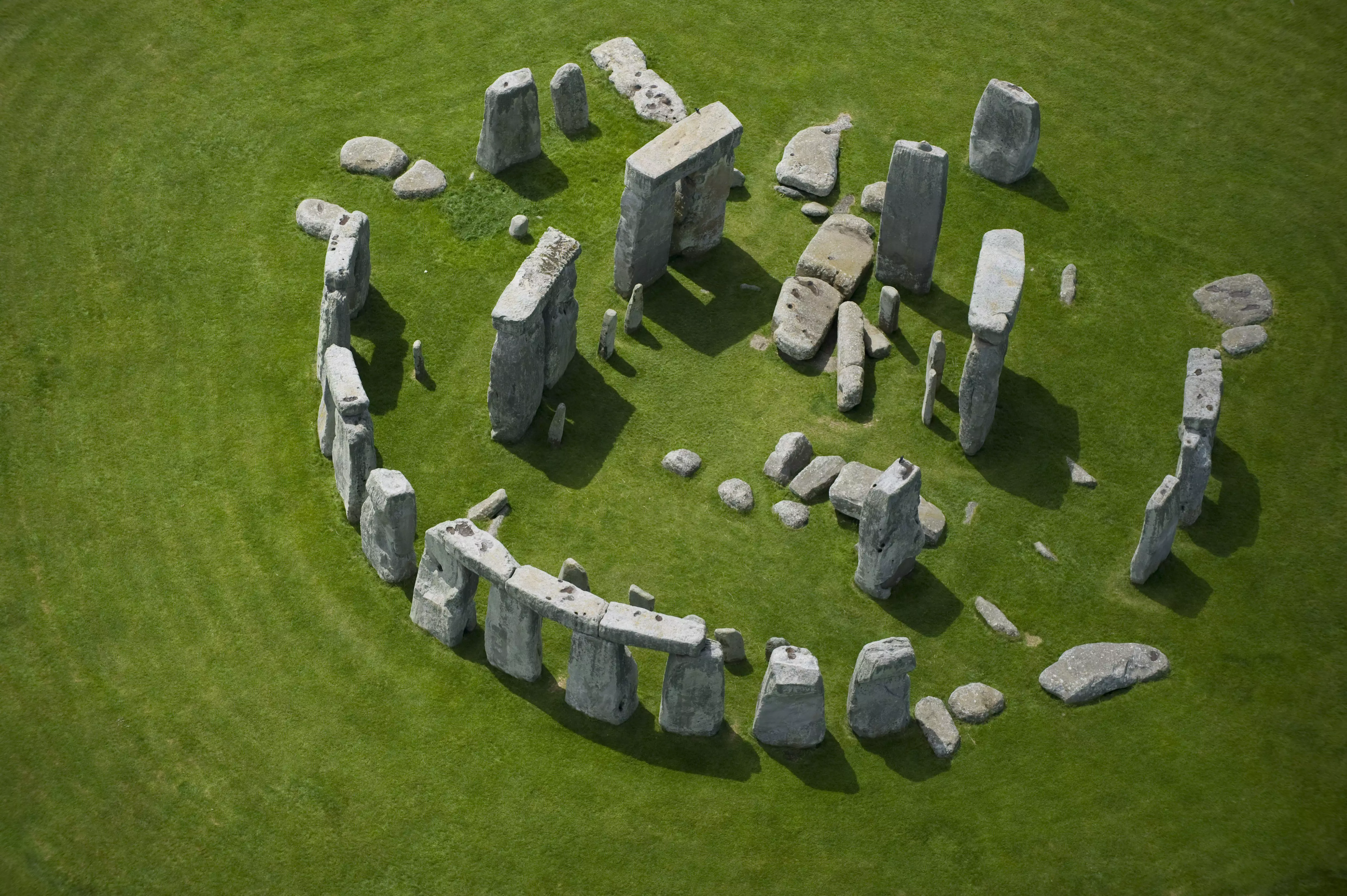 aerial view sa nagkatag nga megalithic nga mga bato nga nagkatag sa usa ka lingin