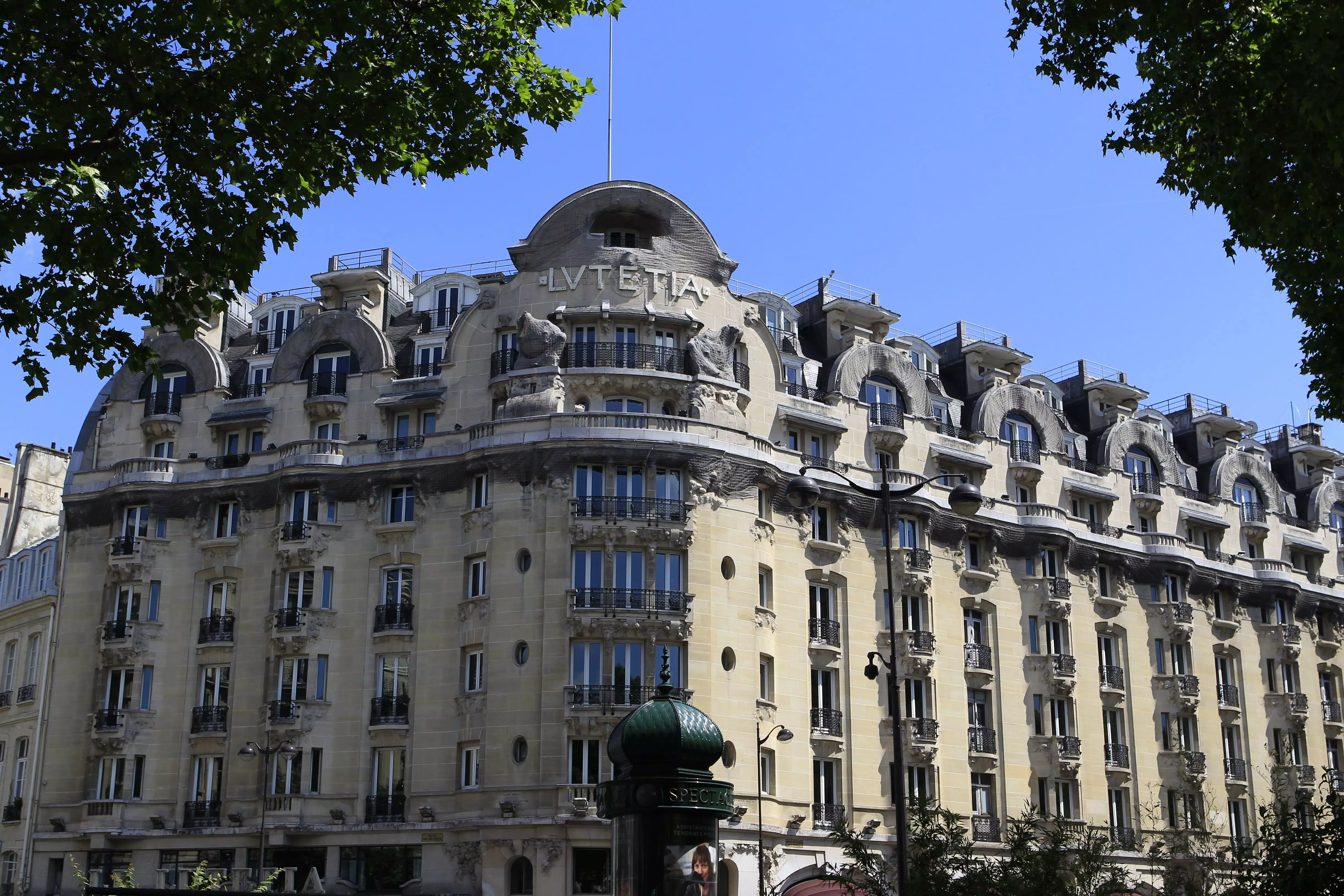 Eck Meenung vum massiven, Multi-Geschicht Hotel mat Dormer a Balkon mat Schmelz Eisen Schinne dréinen