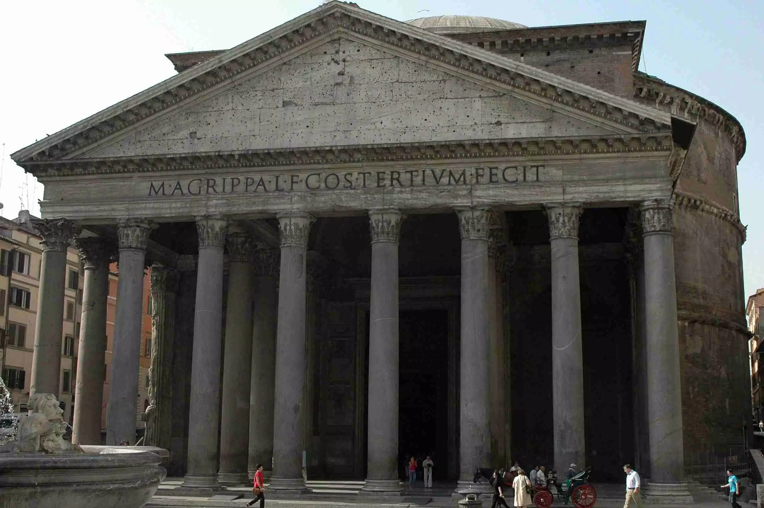 antico edificio romano con colonne e frontone porticato con grande cupola retrostante