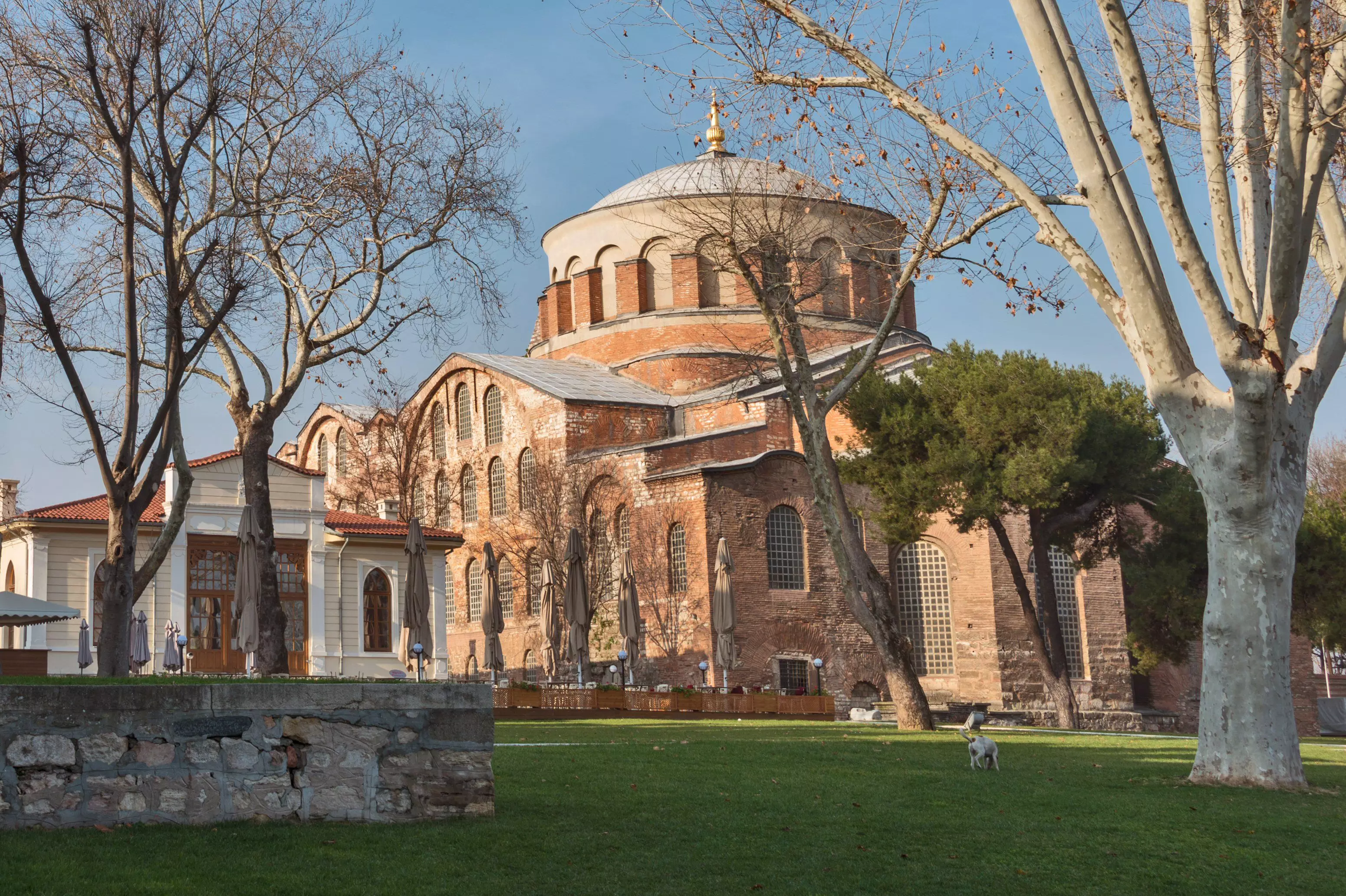 edificio sacro in pietra rossa con cupola centrale a cilindro e molte linee del tetto