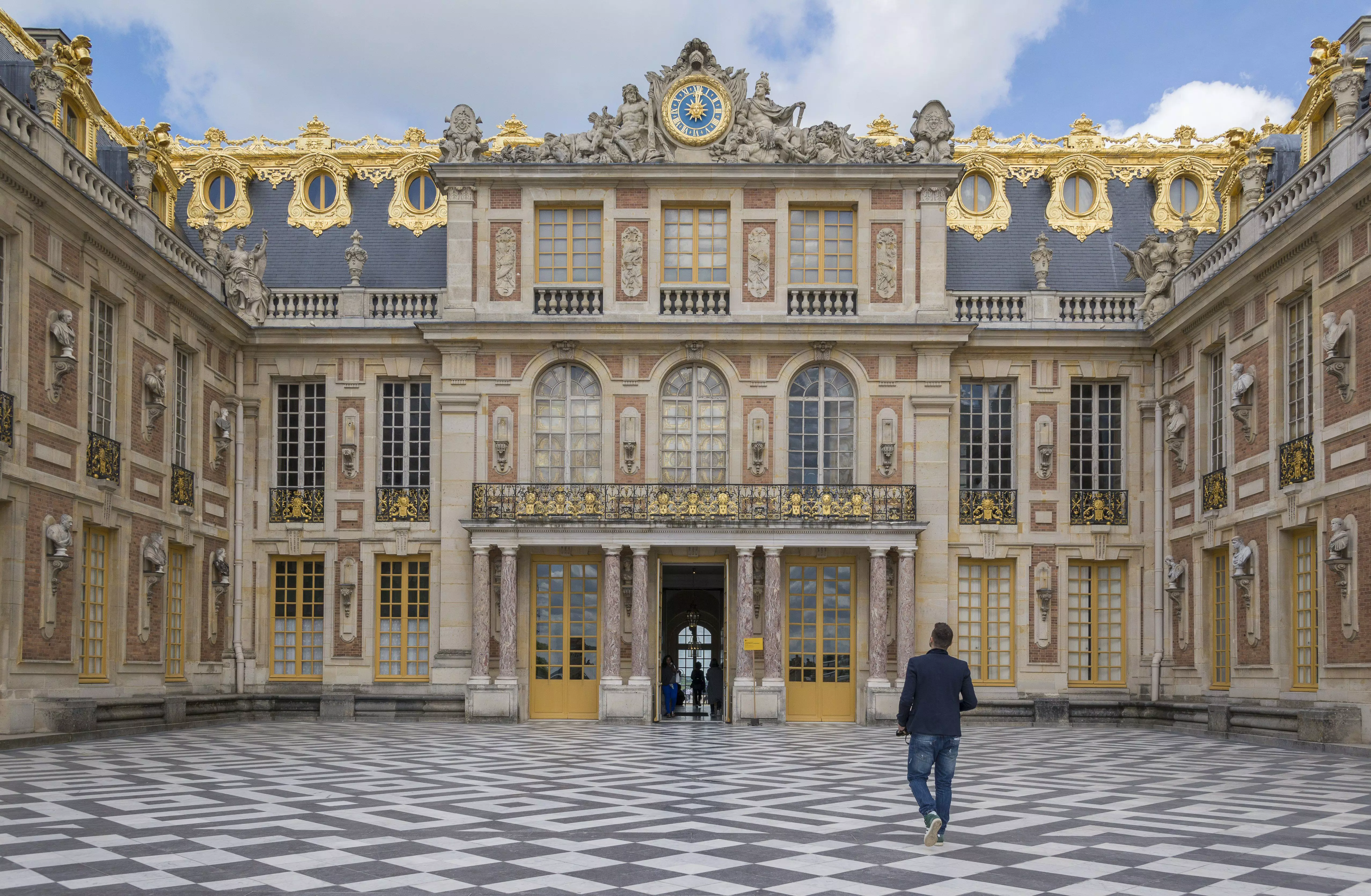 versierde ingang na die Paleis van Versailles in Frankryk