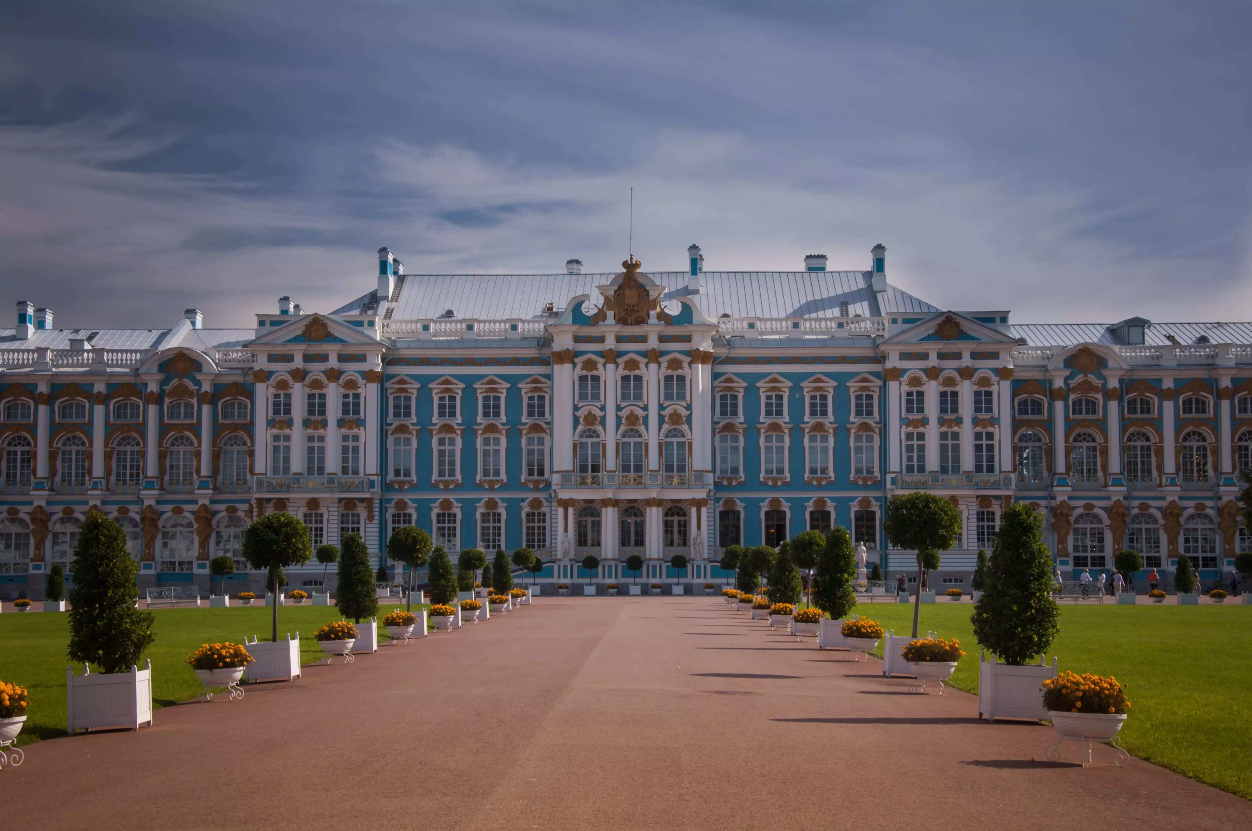 dekoréierte Palais, horizontal Orientéierung, blo Fassad, breet Stroossebunn déi zu Kolonnentrée féiert