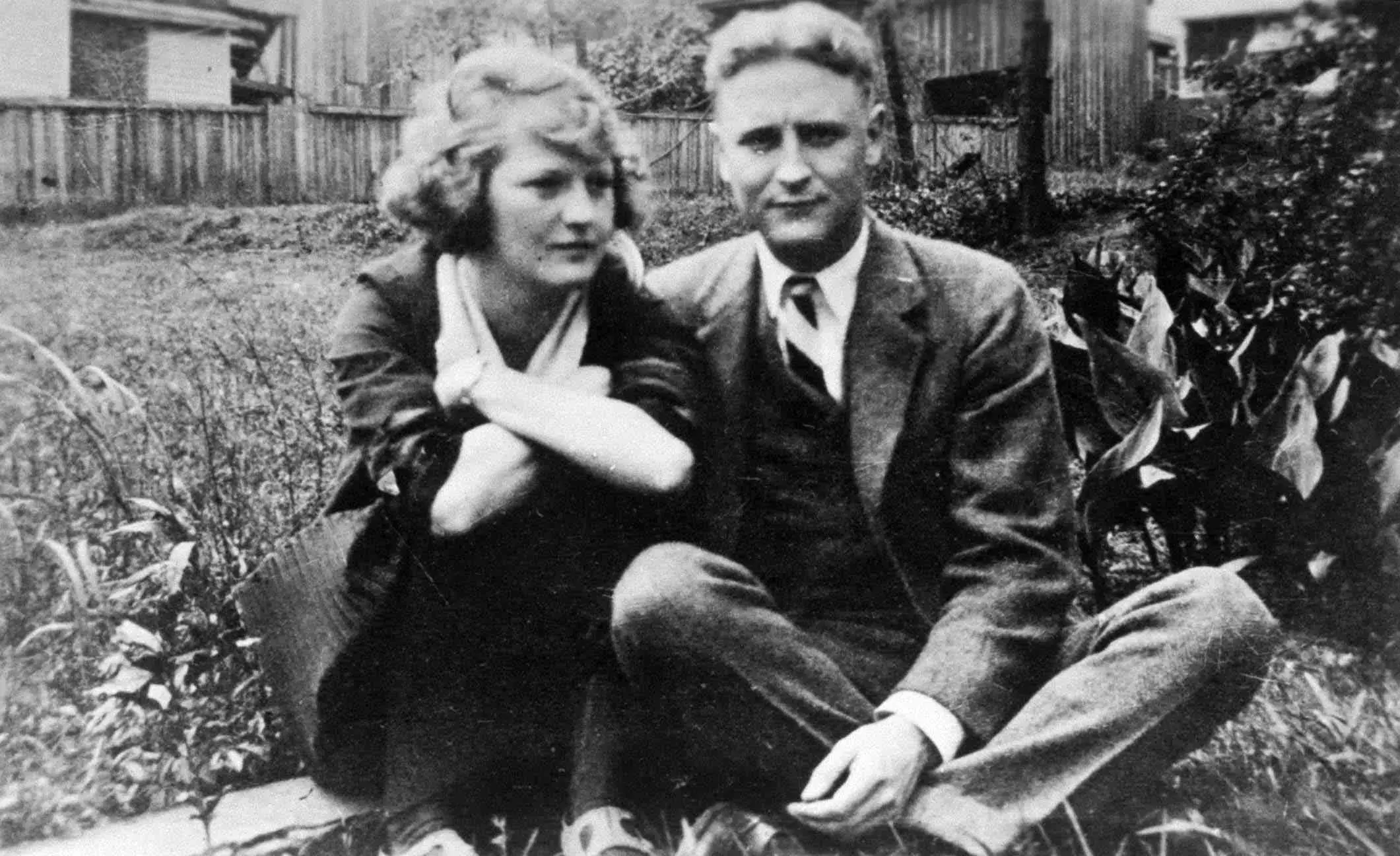 Zelda 和 F. Scott Fitzgerald 坐在他们的花园里