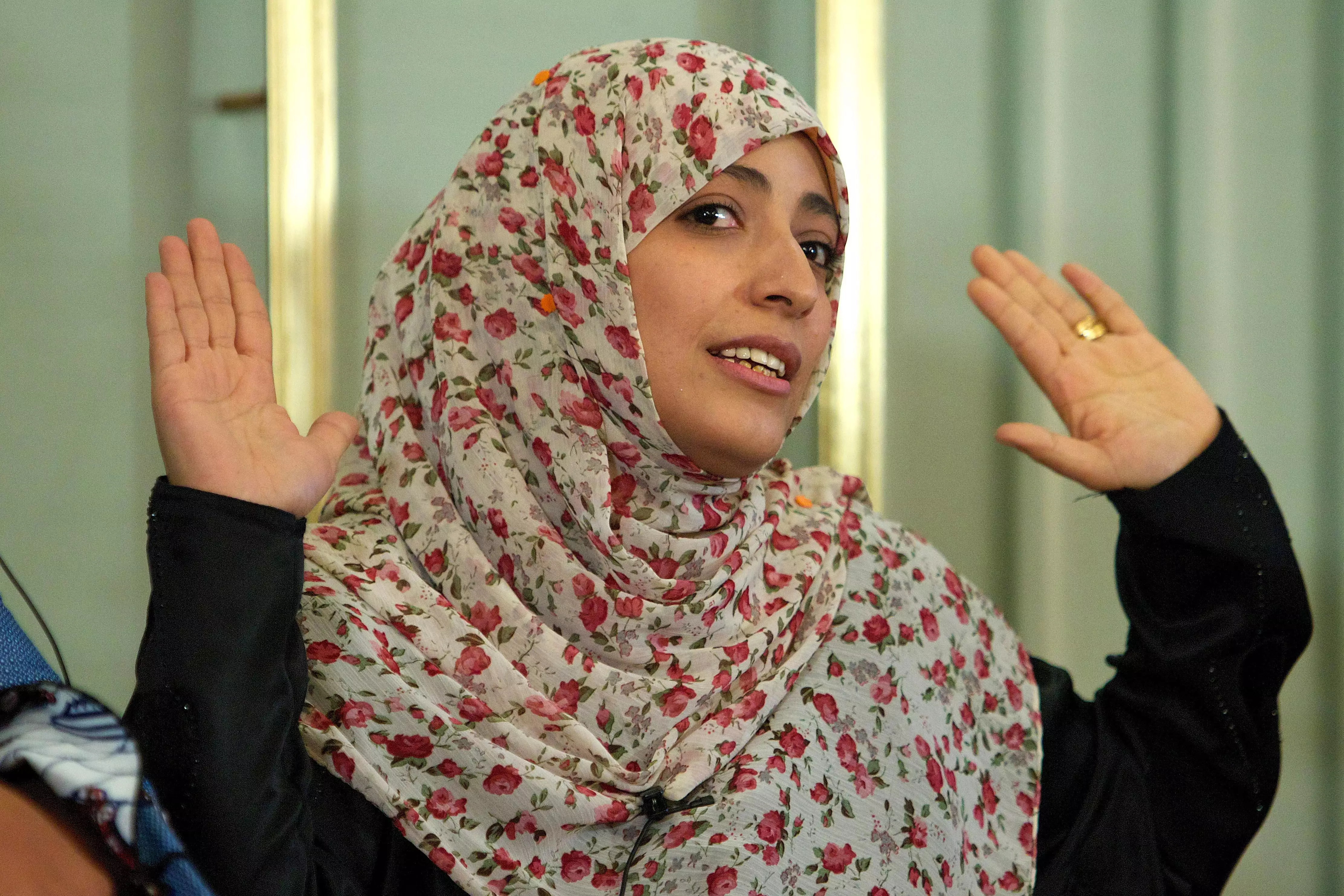 Tawakul Karman pratar med pressen inför Nobels fredsprisceremoni, Oslo, december 2011