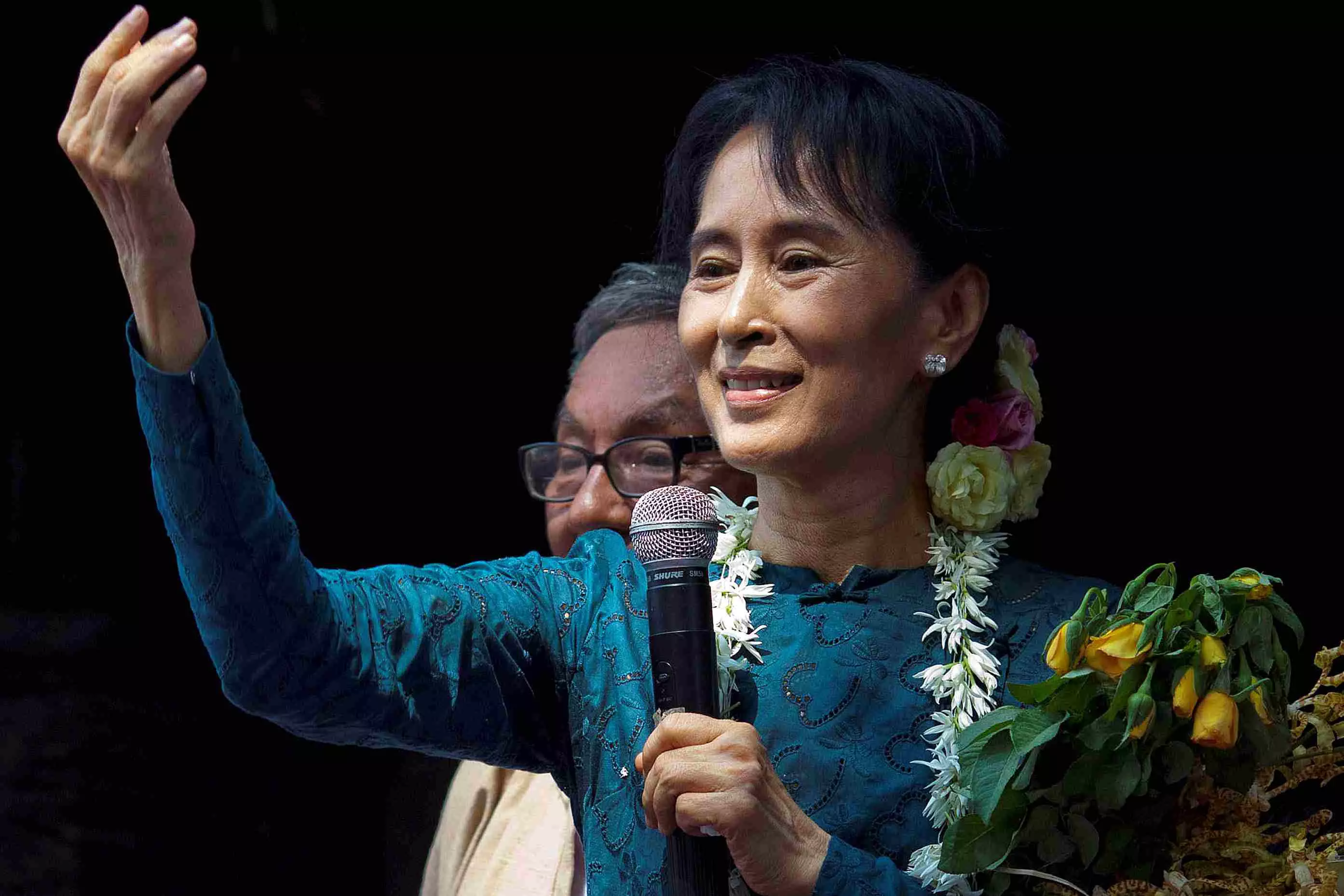 Aung San Suu Kyi, ræddi við stuðningsmenn eftir að hún var látin laus árið 2010
